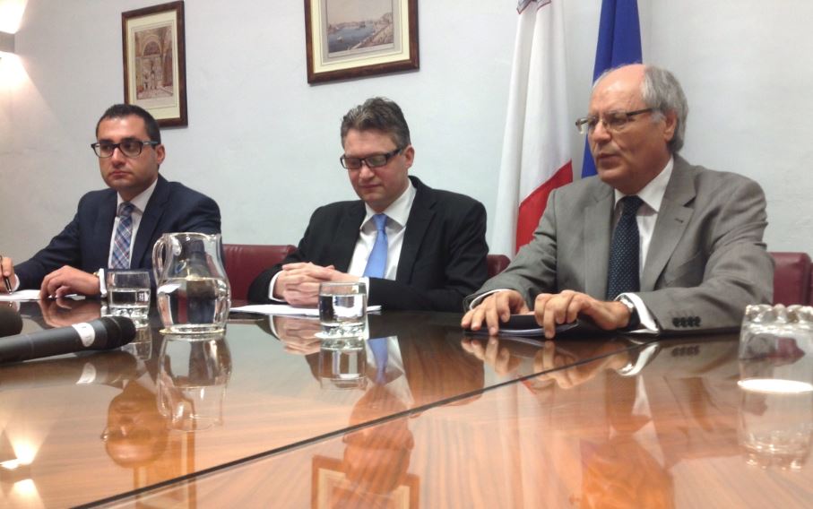 David Casa jwieġeb lil Edward Scicluna: tlift il-boxxla - NETnews