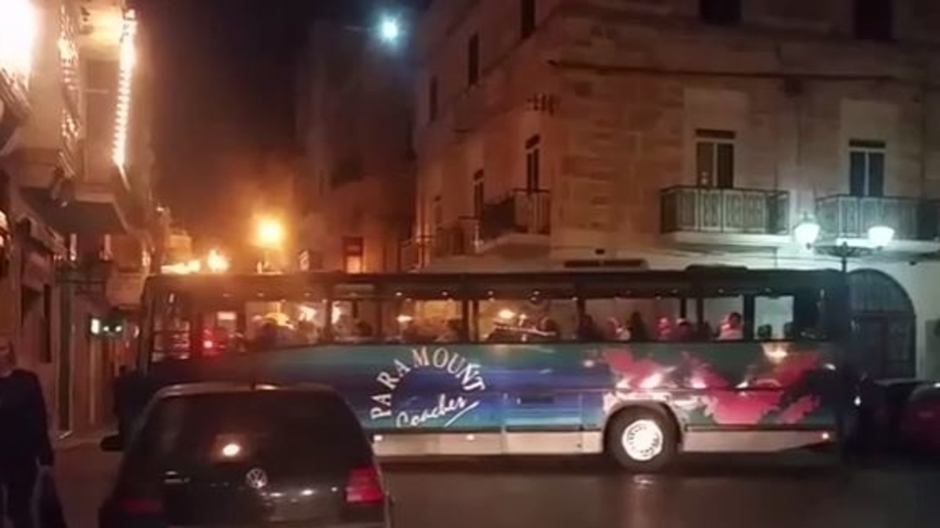 FILMAT: Xarabank teħel, jitneħħew il-karozzi biex iddur - u wara titla ...