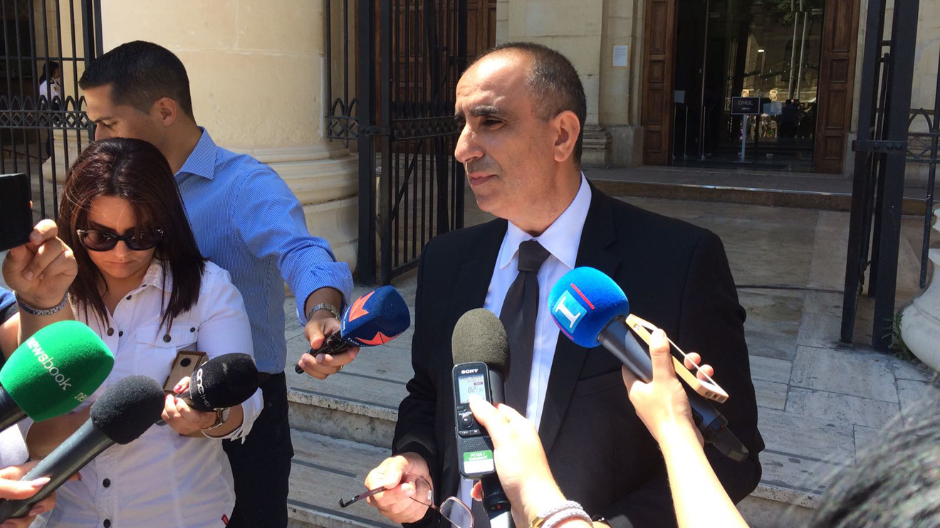 Pierre Portelli jirriżenja minn The Malta Independent; "Nemmen bis-sħiħ ...