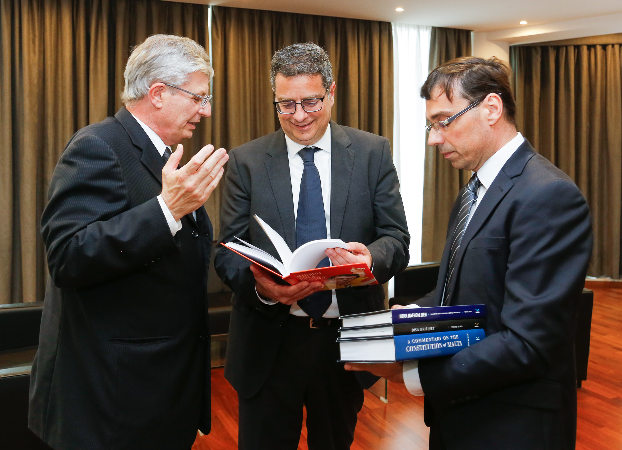 Adrian Delia ppreżentat b'sett kotba "li jagħmlu l-politika iktar umana ...