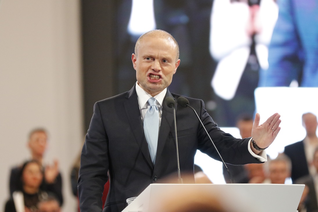 Joseph Muscat kiser il-kodiċi tal-etika meta aċċetta l-fliexken tal ...