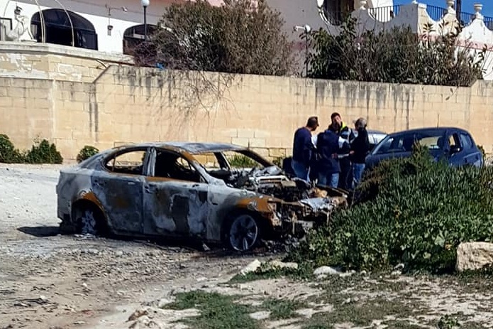 Karozza lussuża tinqered minn nar f'Wied il-Għajn - NETnews