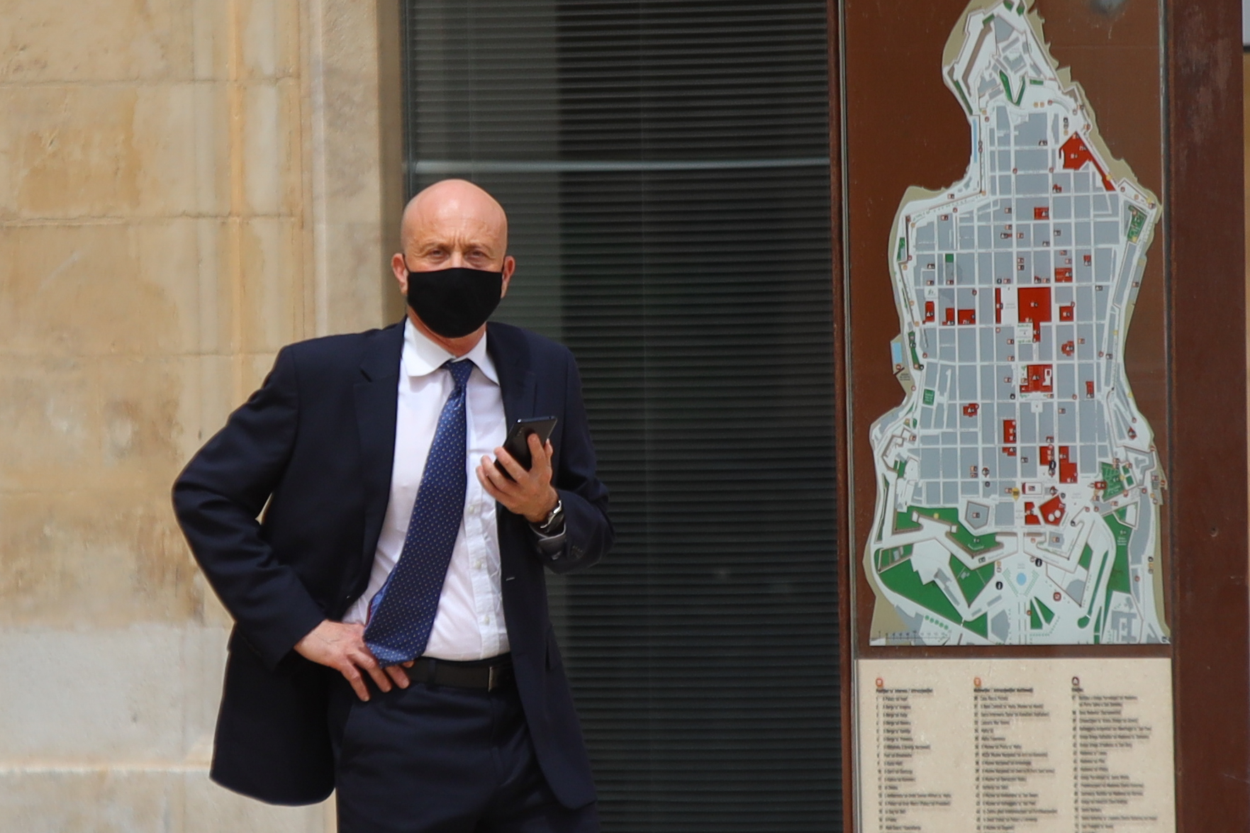 Brian Tonna jiddefendi lil Konrad Mizzi dwar il-kumpaniji sigrieti ...