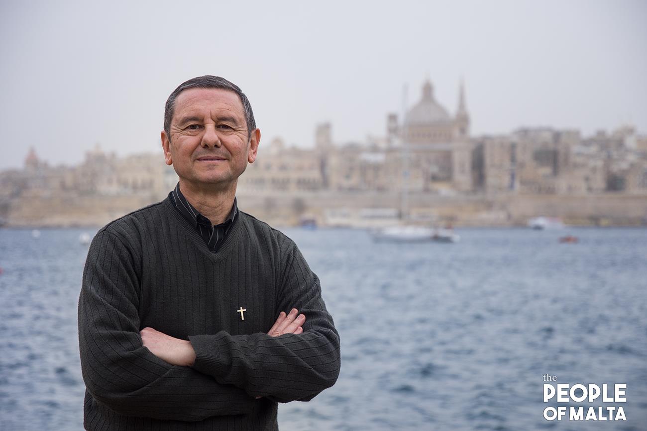 Patri Charles Tabone kien issellef xi ħwejjeġ biex imur Paceville, iżda ...