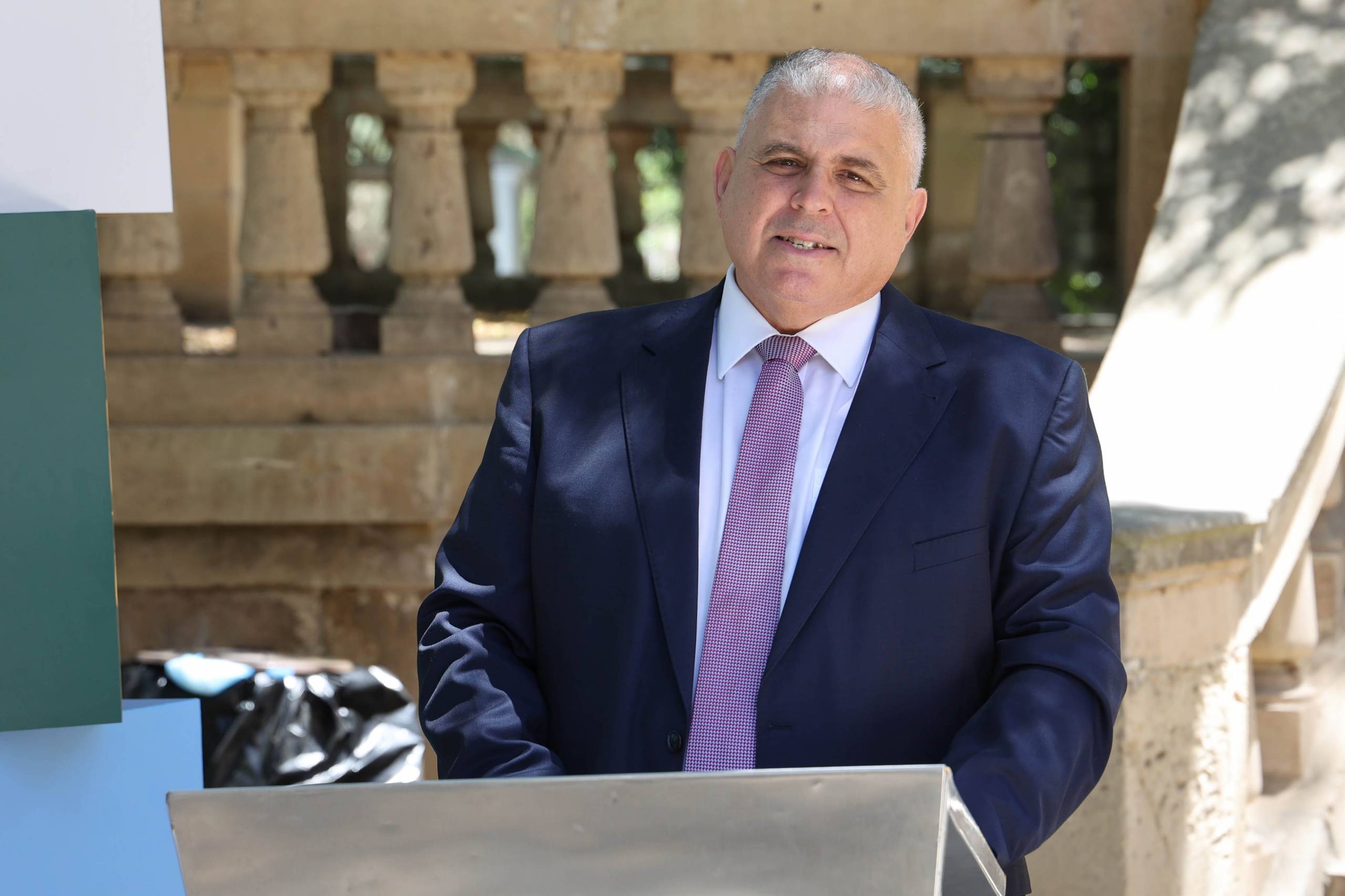 Il-Ministru Refalo jitfixkel fl-istruttura storika li għandu ħdejn il ...