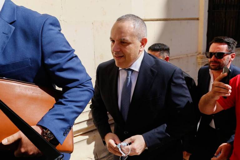 Imħallef jiddeċiedi li jżur l-istrong room tal-Qorti biex isolvi d ...