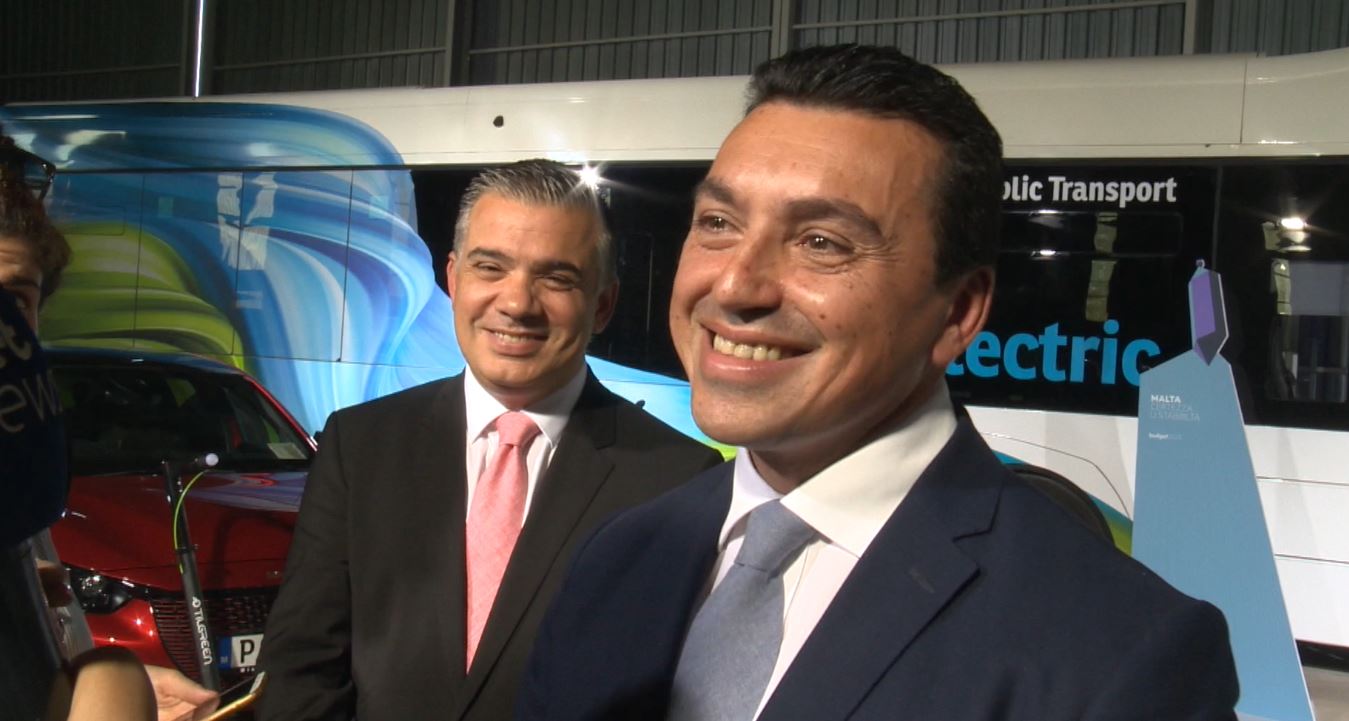 Il-Ministru jgħid li "huwa ċar" li t-toroq mhux siguri għar-roti - NETnews
