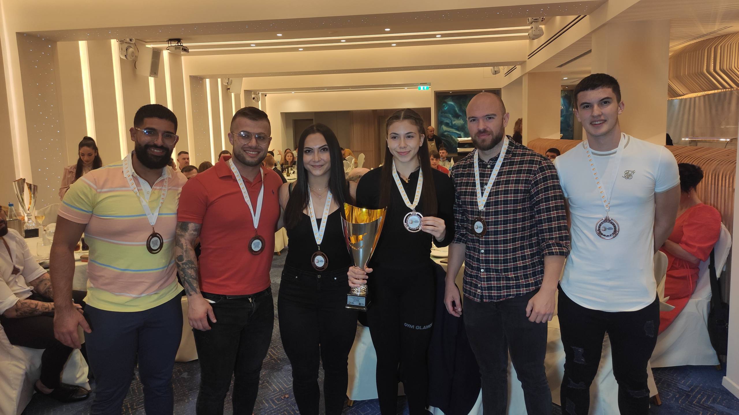 Weightlifting: Tenishia Thornton tirbaħ l-unur tal-aqwa atleta mara tan ...