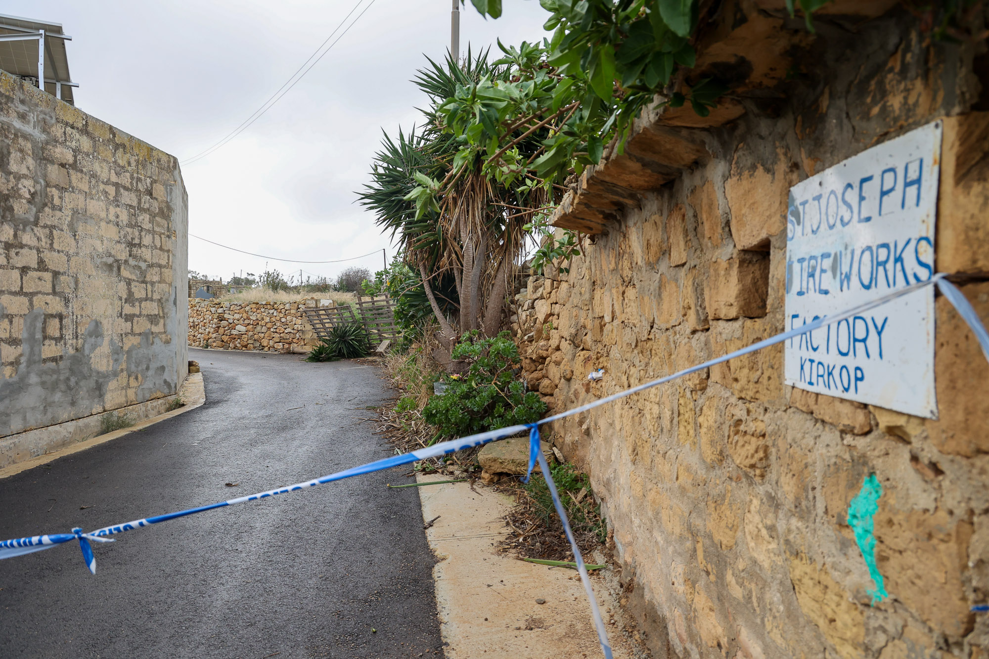 RITRATTI: Ħal Kirkop f'luttu; bukkett fjuri barra l-Kamra tan-Nar - NETnews