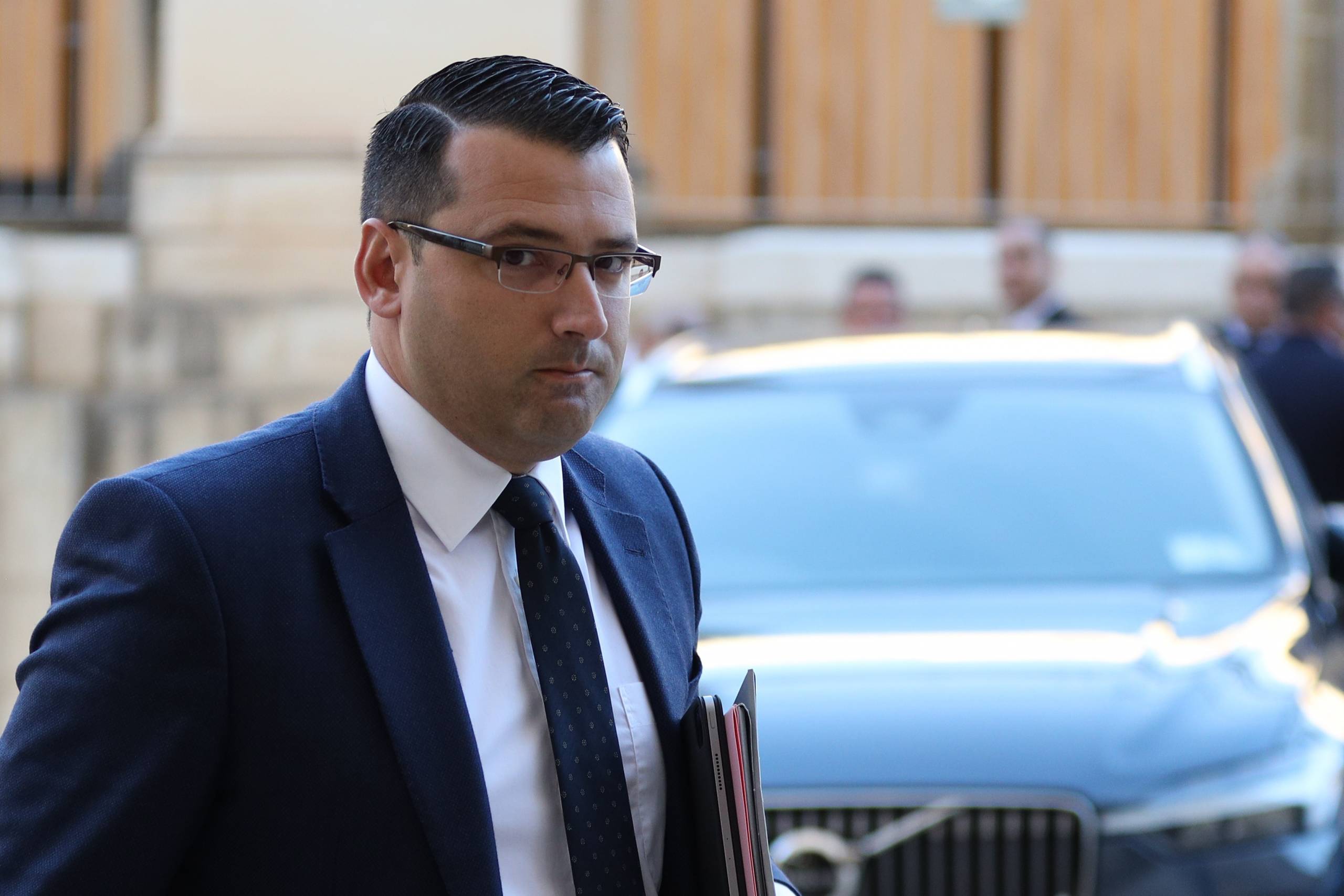 Il-Ministru Attard jiġġustifika l-allegazzjoni ta' Robert Abela li qed ...