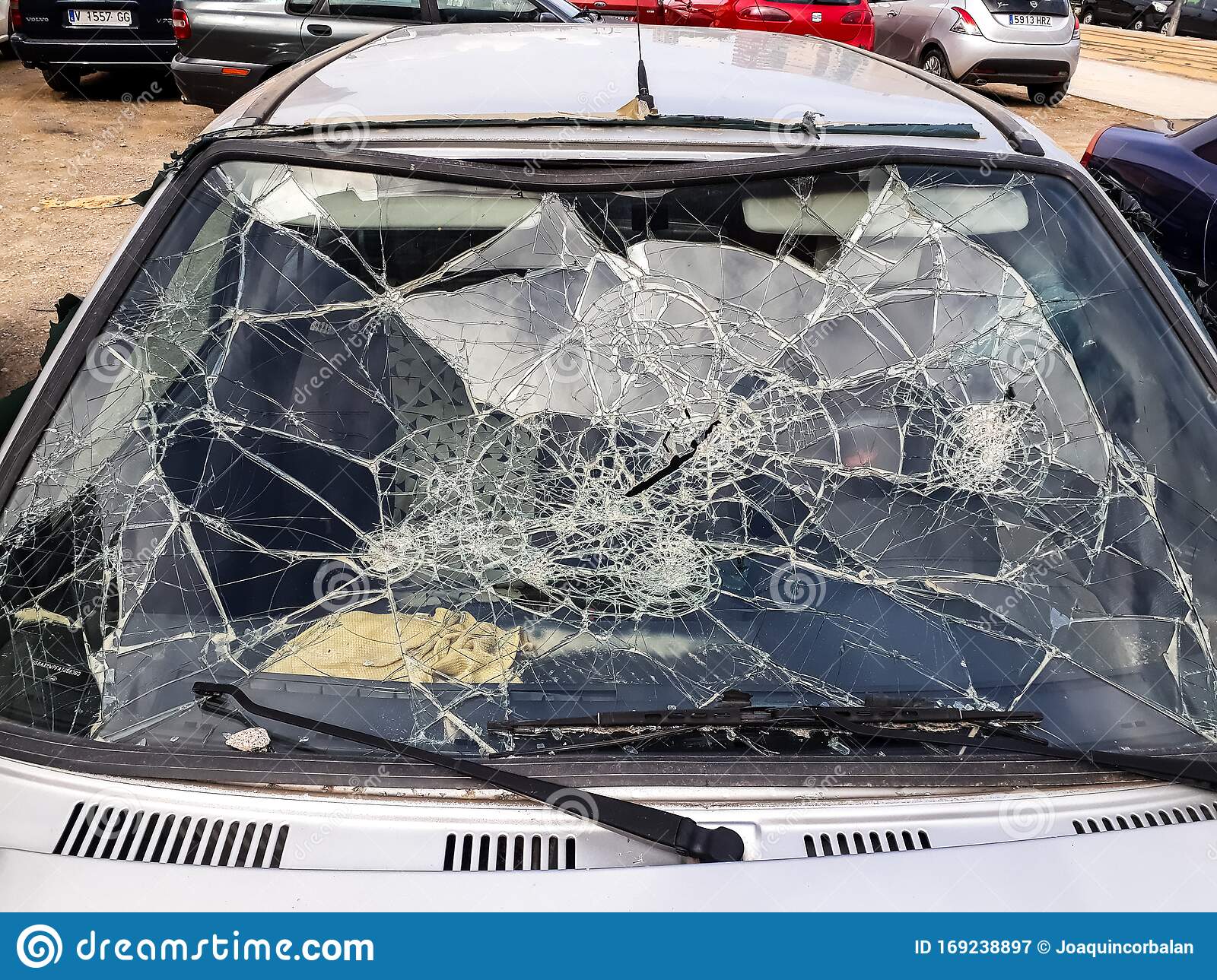 Mixli li waddab 'bricks' fuq il-karozza tas-sieħba tiegħu u li heddidha ...