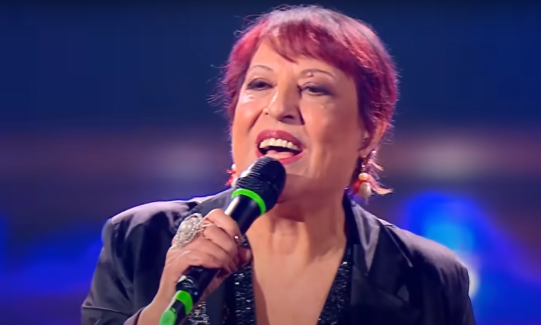 Il-kantanta Maltija Carmen Scerri tissorprendi lill-ġurija f''The Voice Senior' - NETnews