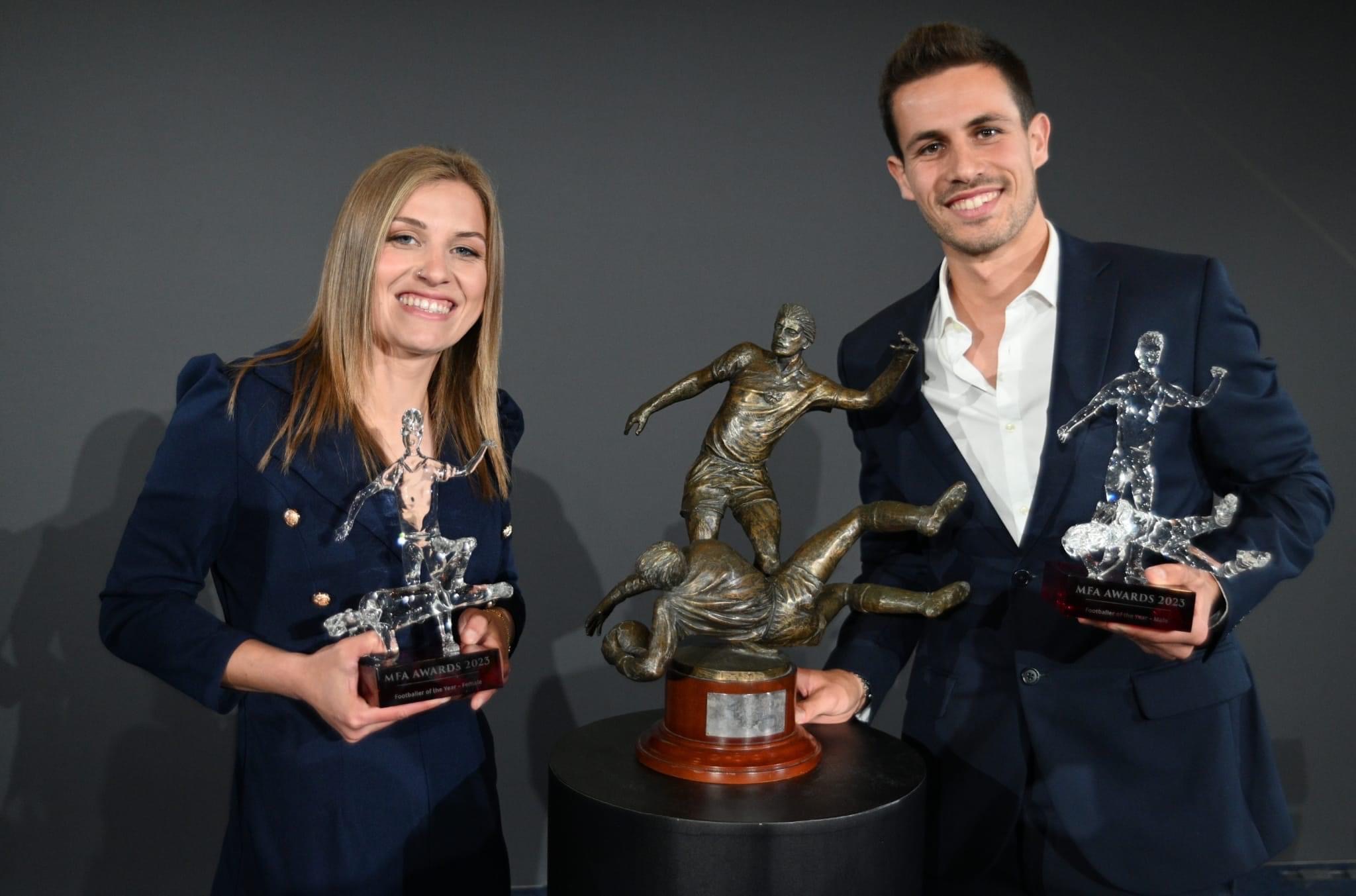 Matthew Guillaumier u Jade Flask jirbħu l-unur tal-Plejer tas-Sena waqt ...