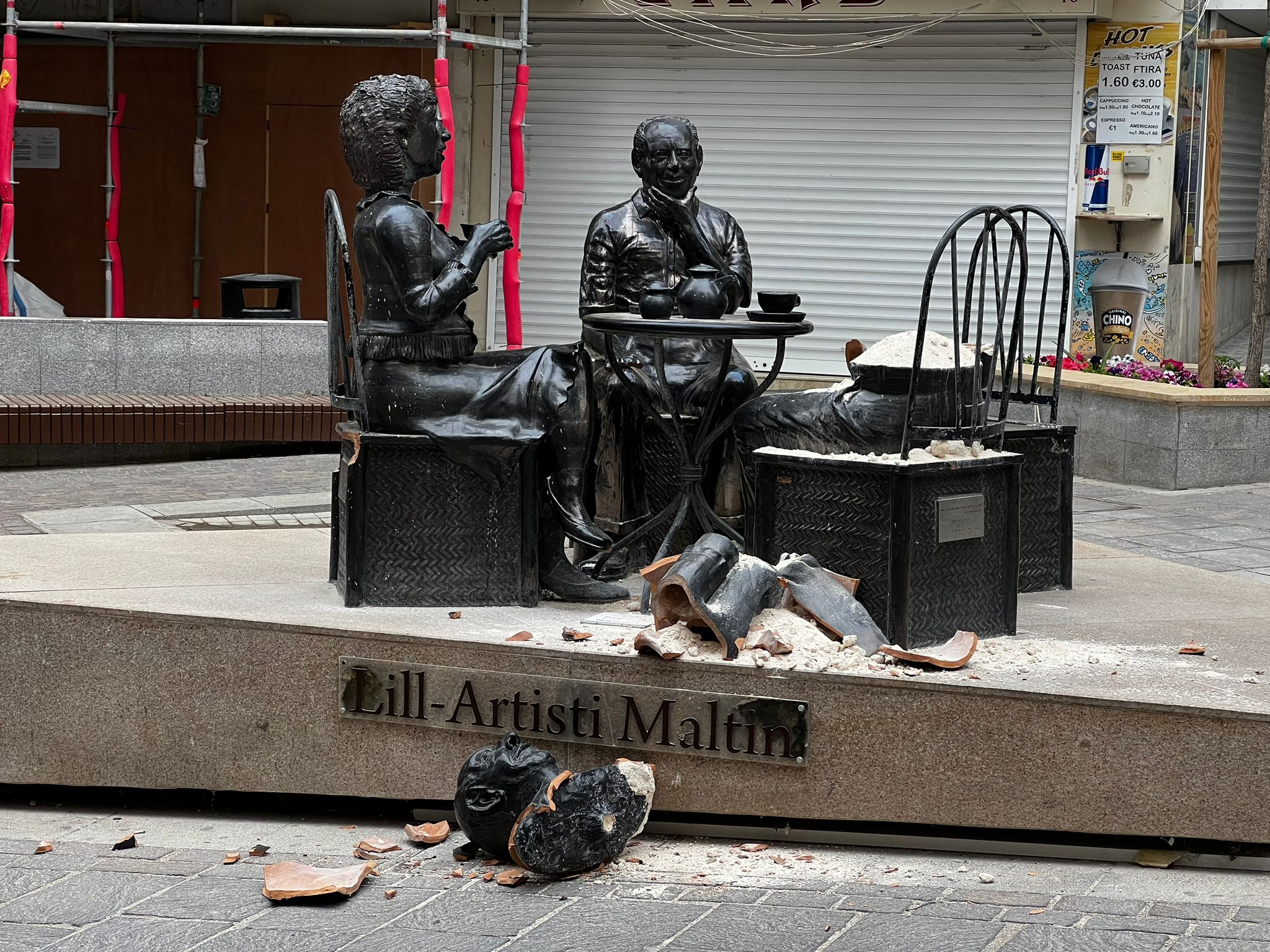 Jitkisser il-monument tat-tliet artisti f'Tas-Sliema - NETnews