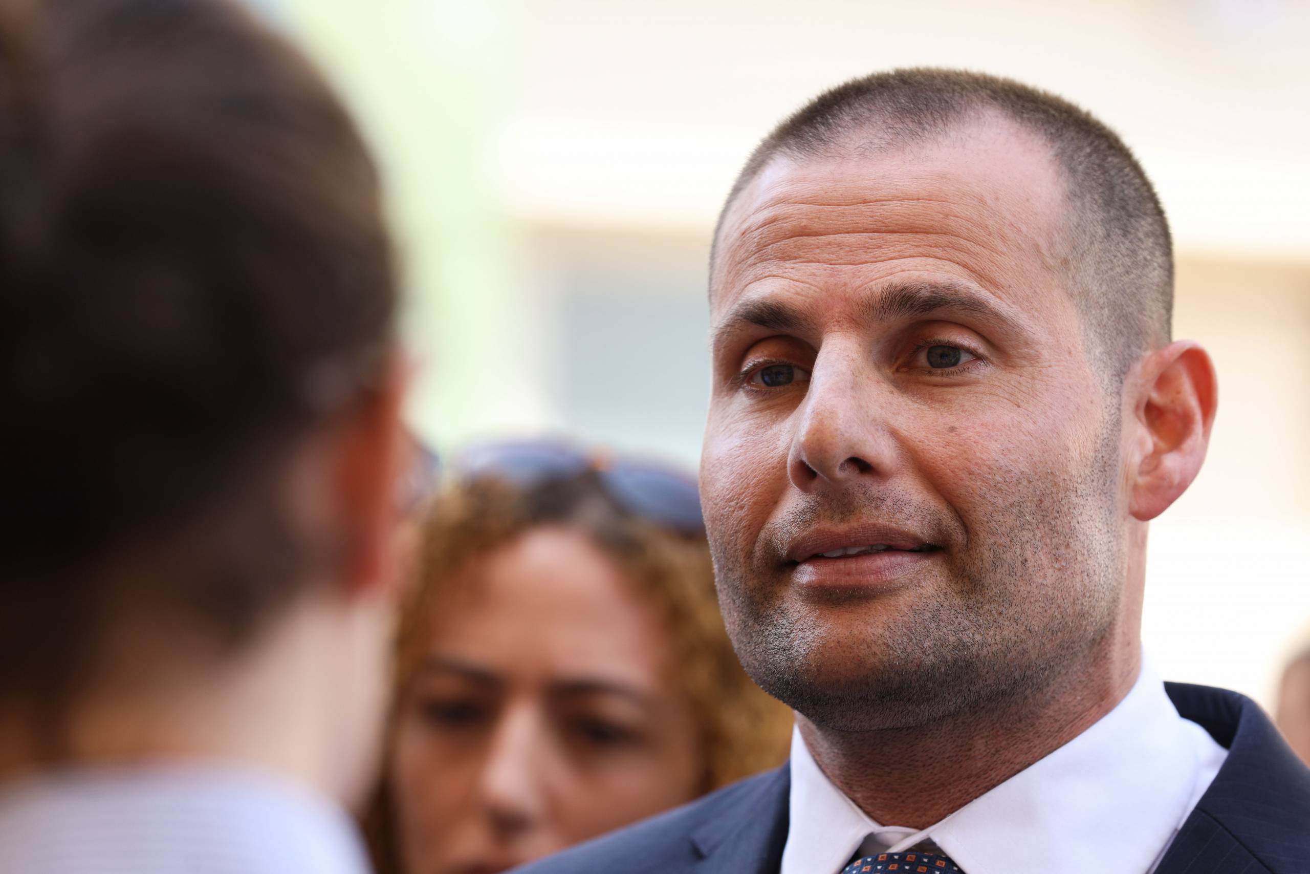 Robert Abela inkwetat li l-kandidati li qed jimbotta hu huma skartati u ...