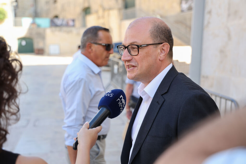 MINN KASTILJA: Zrinzo Azzopardi jgħid li sejħulu; Andy Ellul ma jweġibx ...