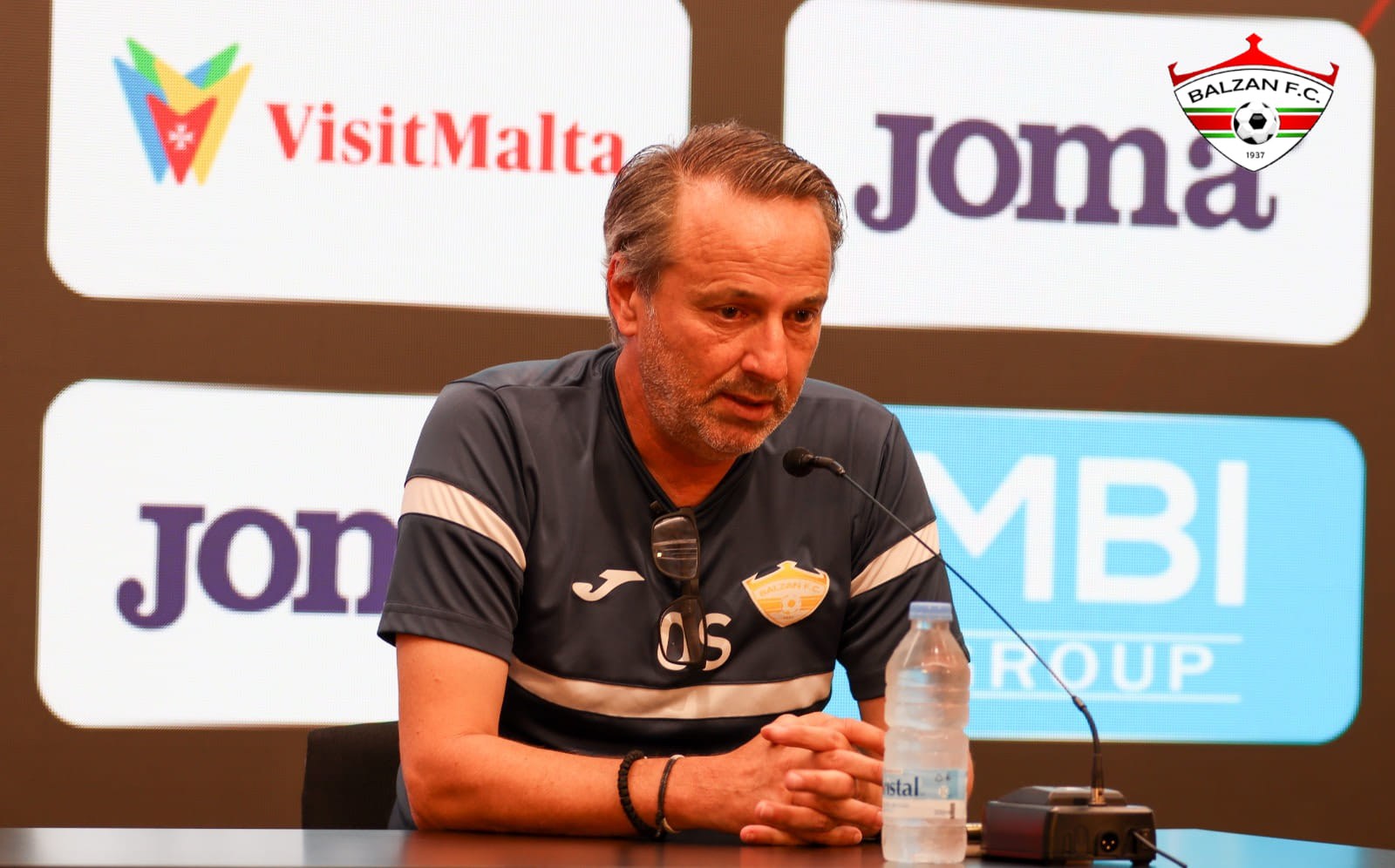 Il-moral tat-tim huwa għoli u l-atmosfera fid-dressing room tinsab ...