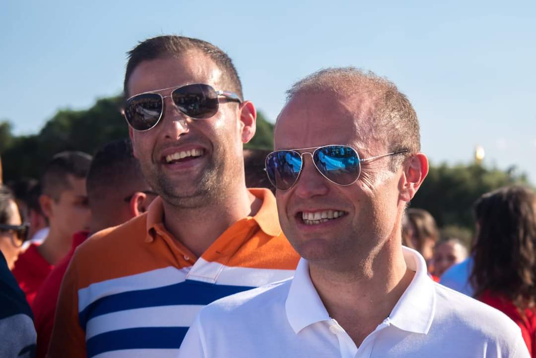 Attakk mill-estremisti tal-Labour fuq il-Pulizija li fetħu l-mobile ta ...