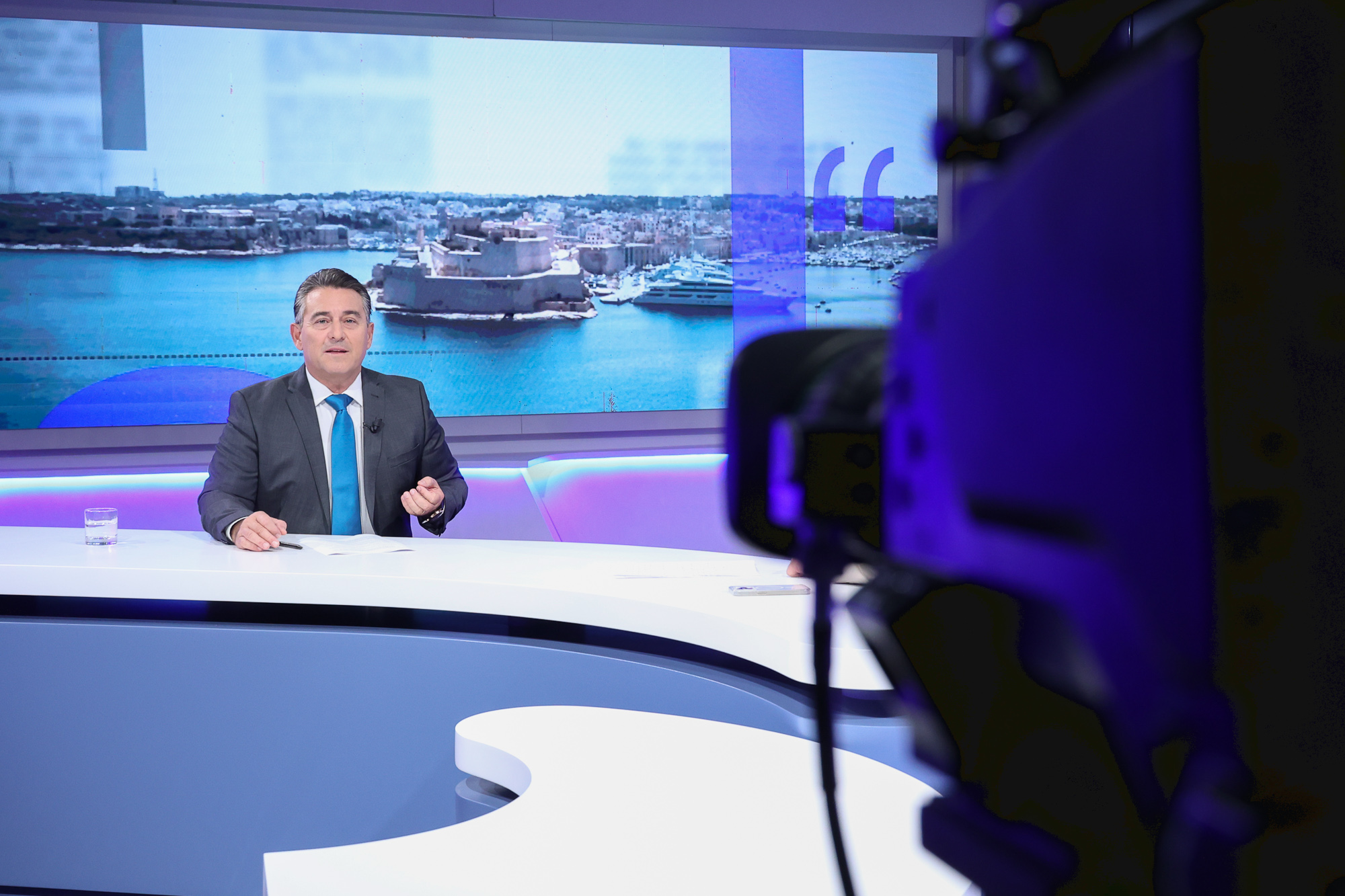 "Imxu t-triq magħna biex tgħix f'pajjiż għal ħajja aħjar għalik ...