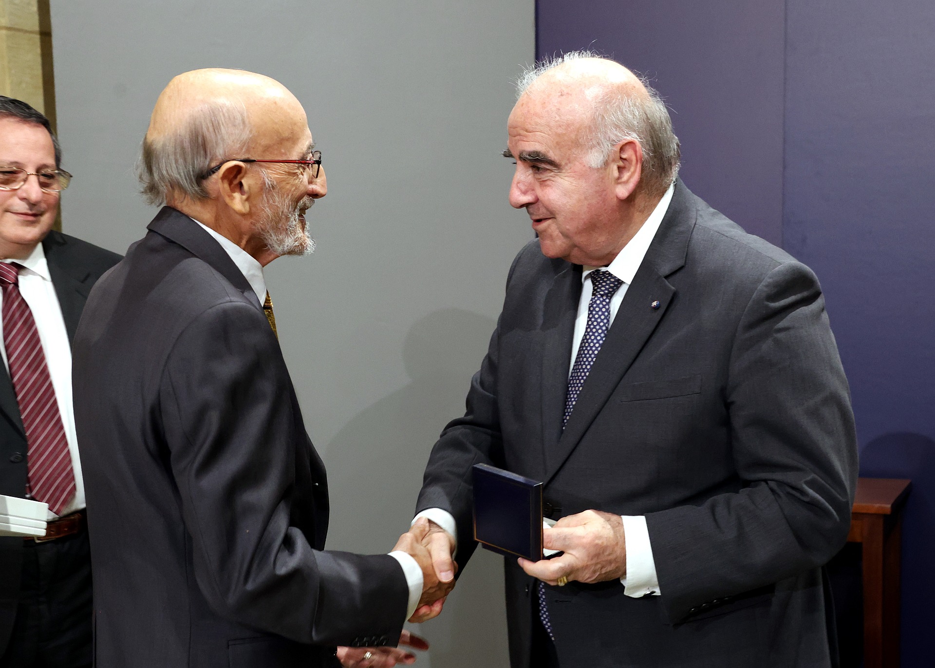 L-awtur Charles Casha onorat bil-midalja tad-deheb - NETnews