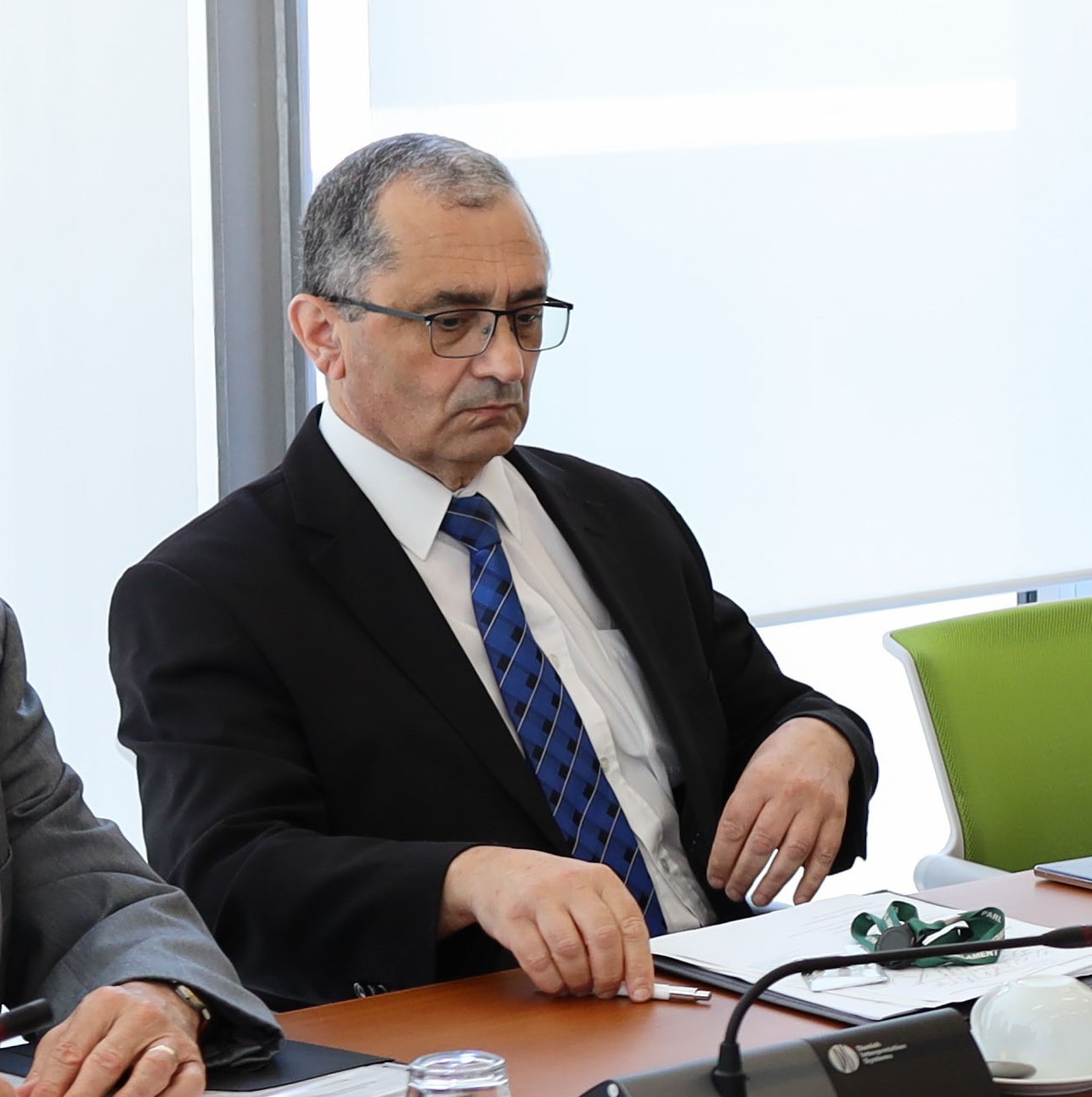 Il-parlament jirrikonoxxi l-ħidma tal-Iskrivan tal-Kamra Ray Scicluna ...