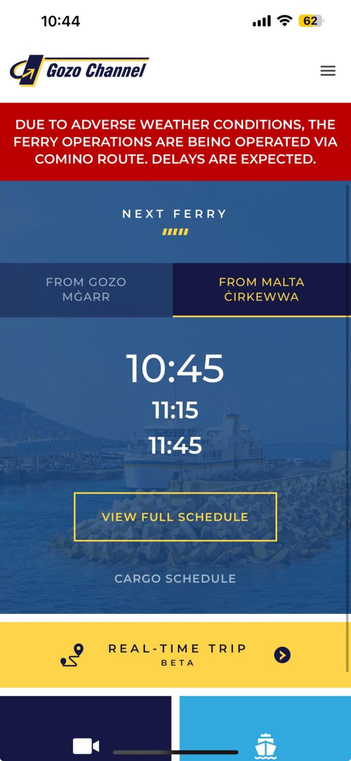 Il-vapur tal-Gozo Channel qed jgħaddi minn wara Kemmuna minħabba r-riħ ...