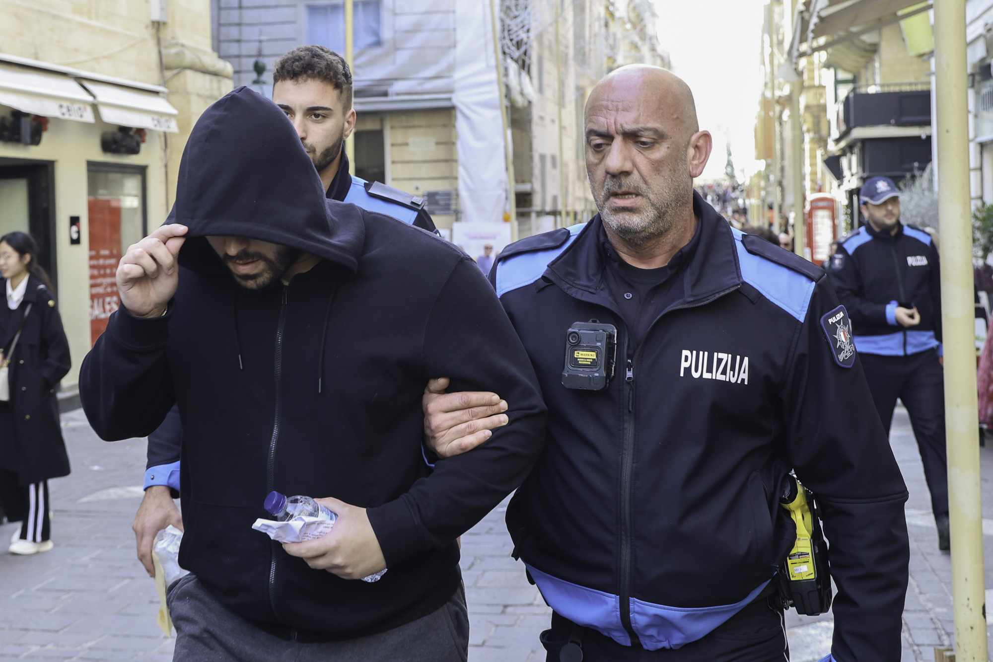 Wara l-bouncer Albaniż jitressaq Malti b'rabta mal-aggressjoni f ...