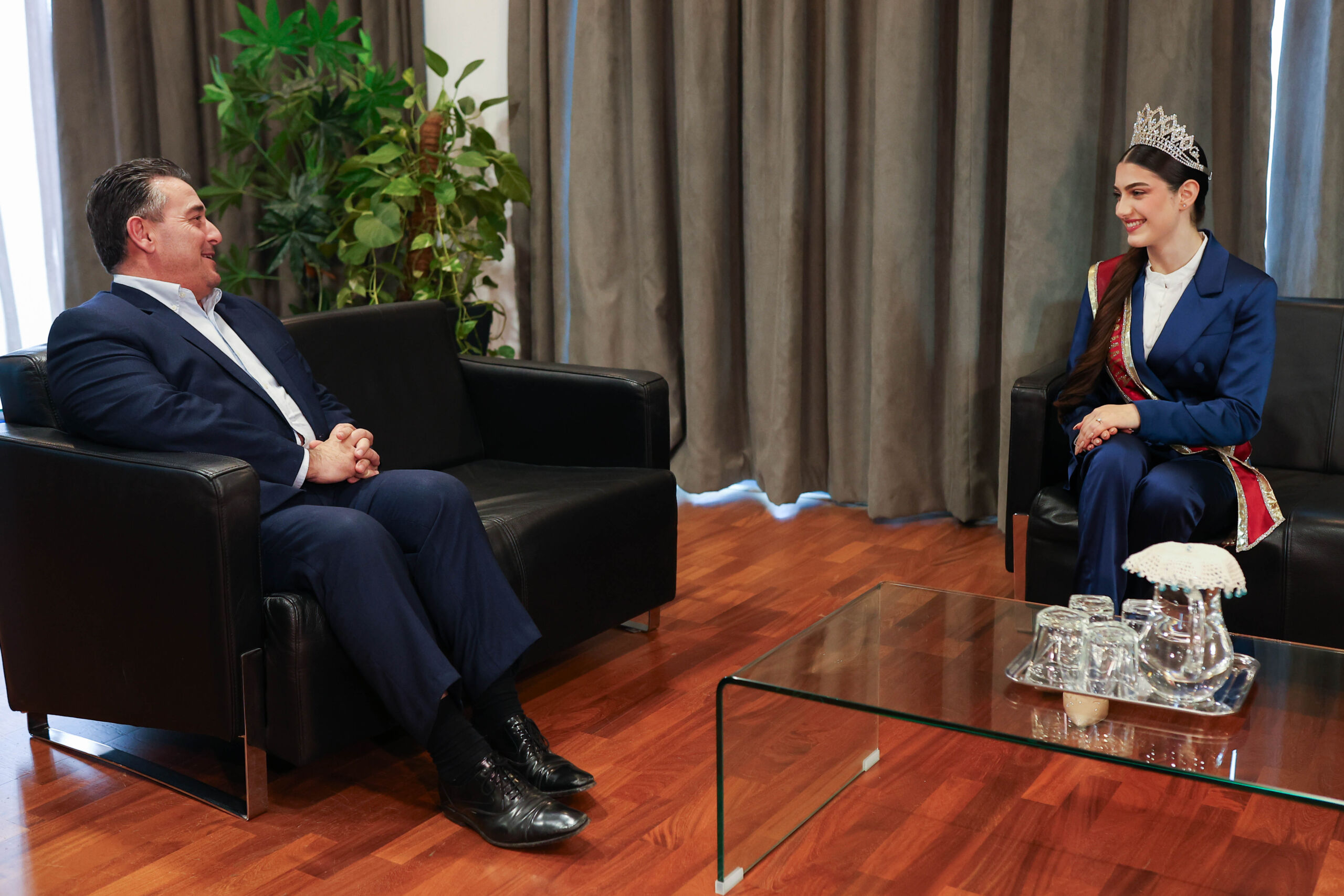 Bernard Grech jiltaqa' mar-rebbieħa ta' Miss Malta - NETnews