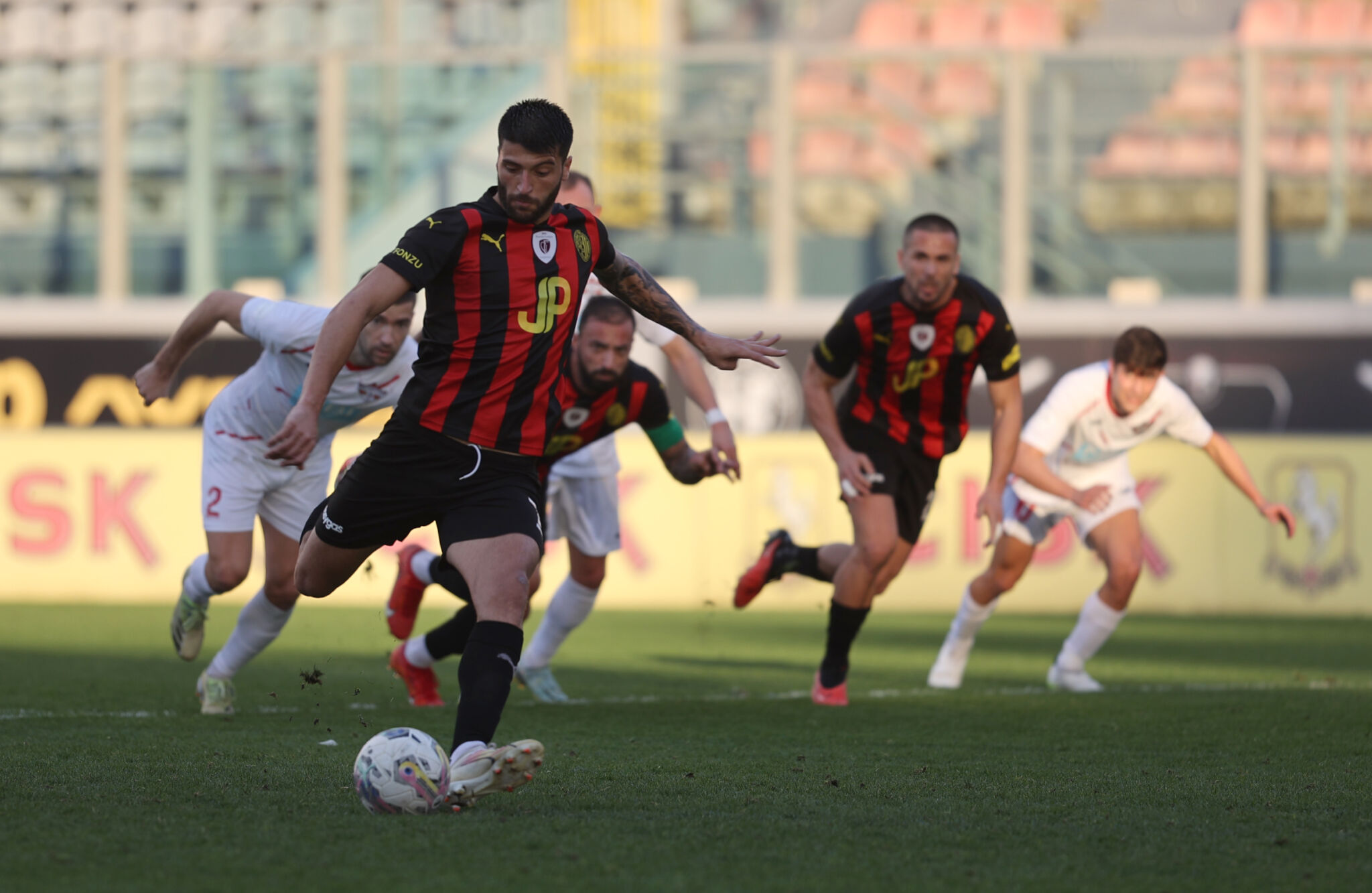 Ħamrun fis-seba' sema, Floriana jibqgħu jiġru warajhom u rebħa oħra ...