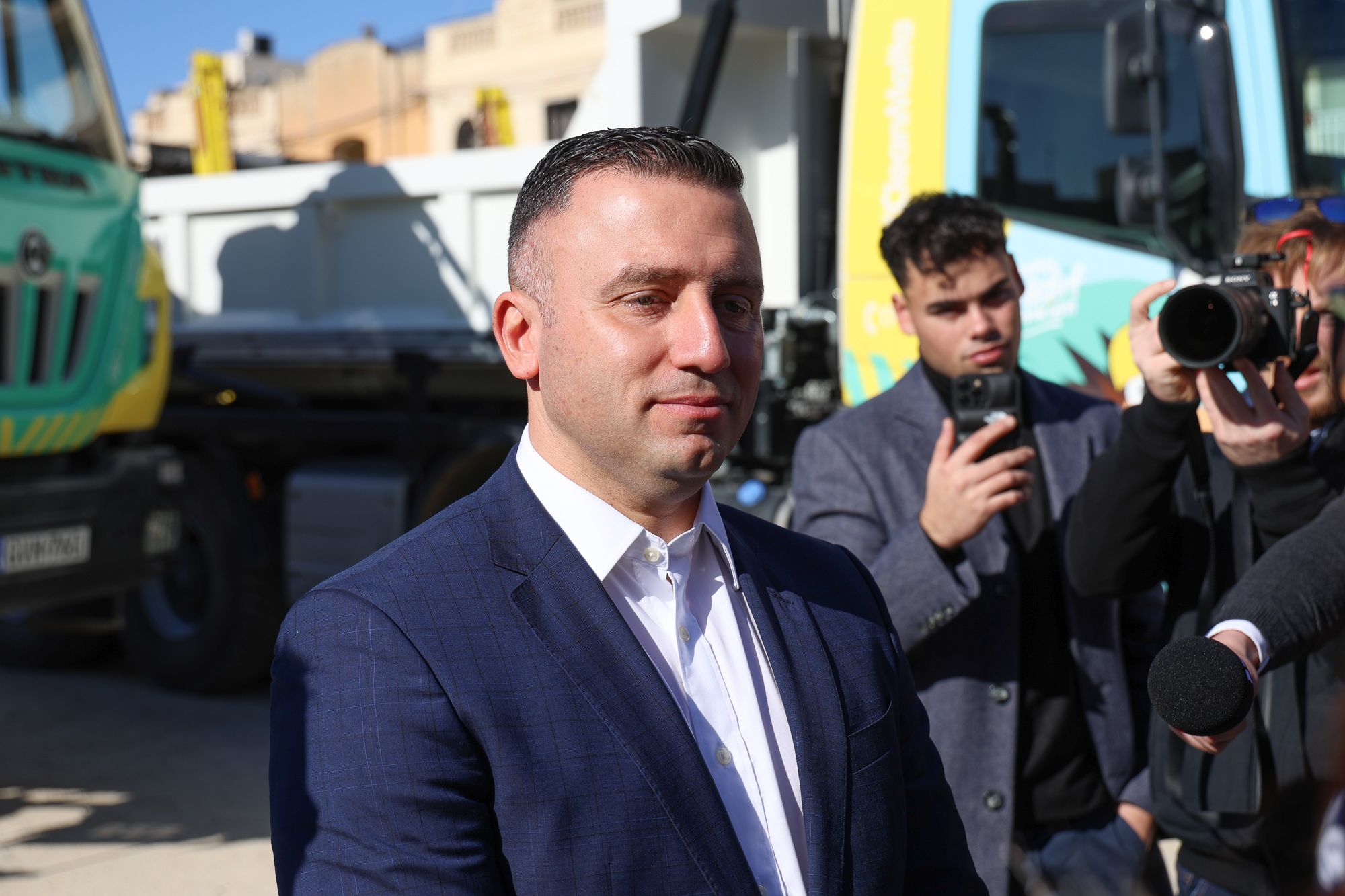 Il-Ministru Clayton Bartolo jiddefendi l-eluf li ngħataw lil David ...