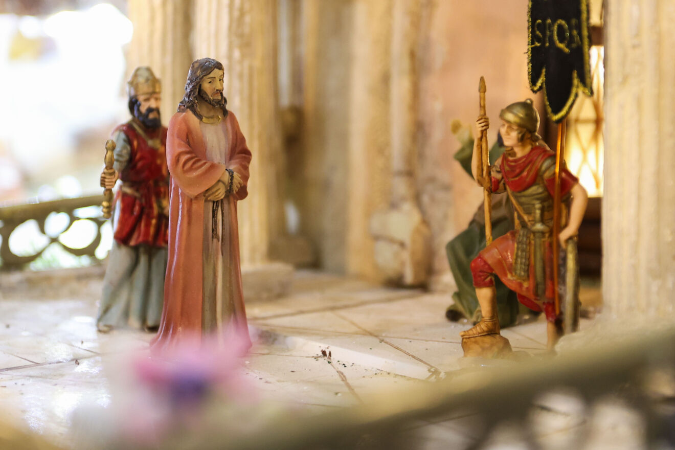 Artist parzjalment nieqes mid-dawl jagħmel presepju uniku tal-Ġimgħa l ...