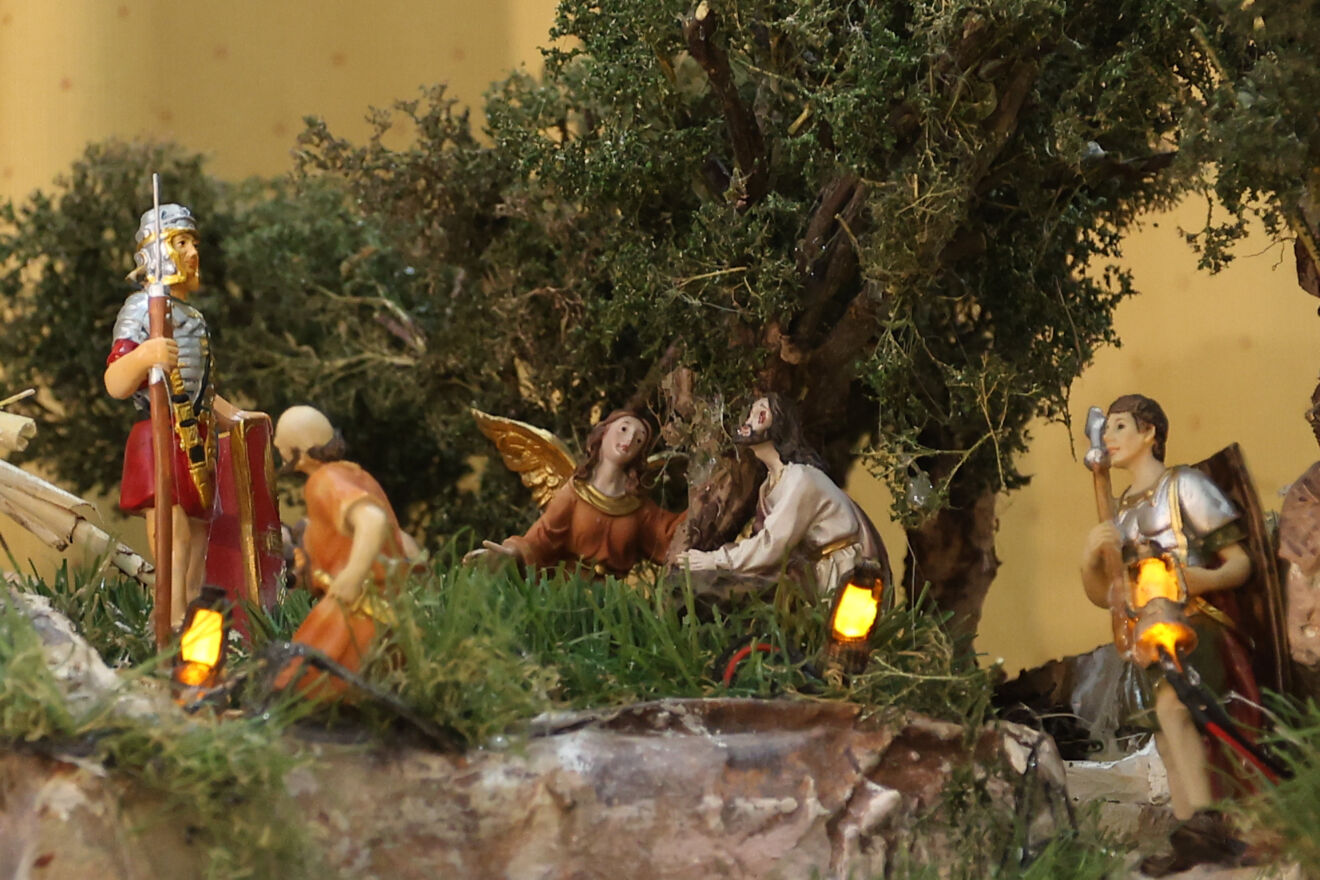 Artist parzjalment nieqes mid-dawl jagħmel presepju uniku tal-Ġimgħa l ...