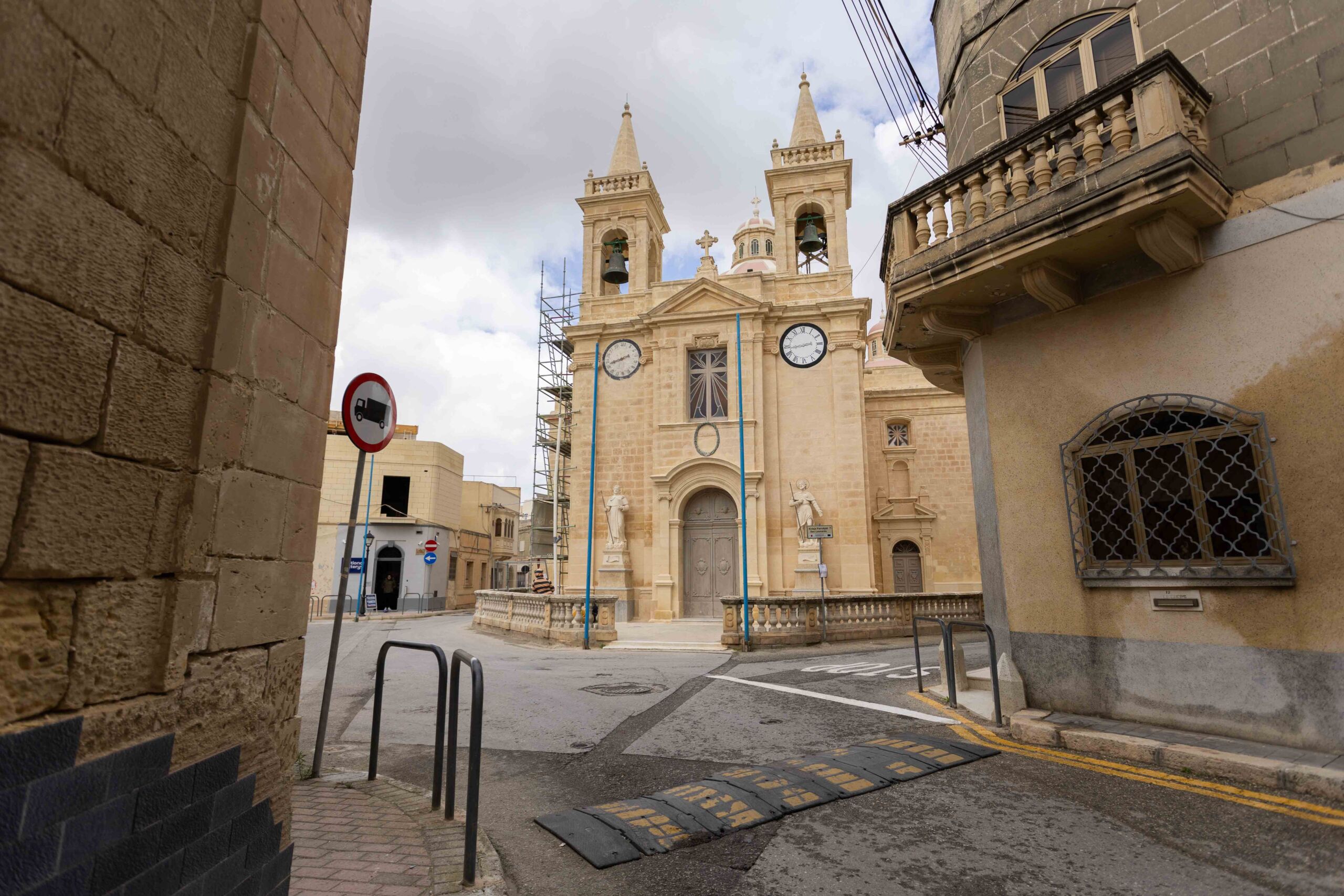 Kappillan spiċċa l-Qorti minħabba d-daqq tal-qniepen - NETnews