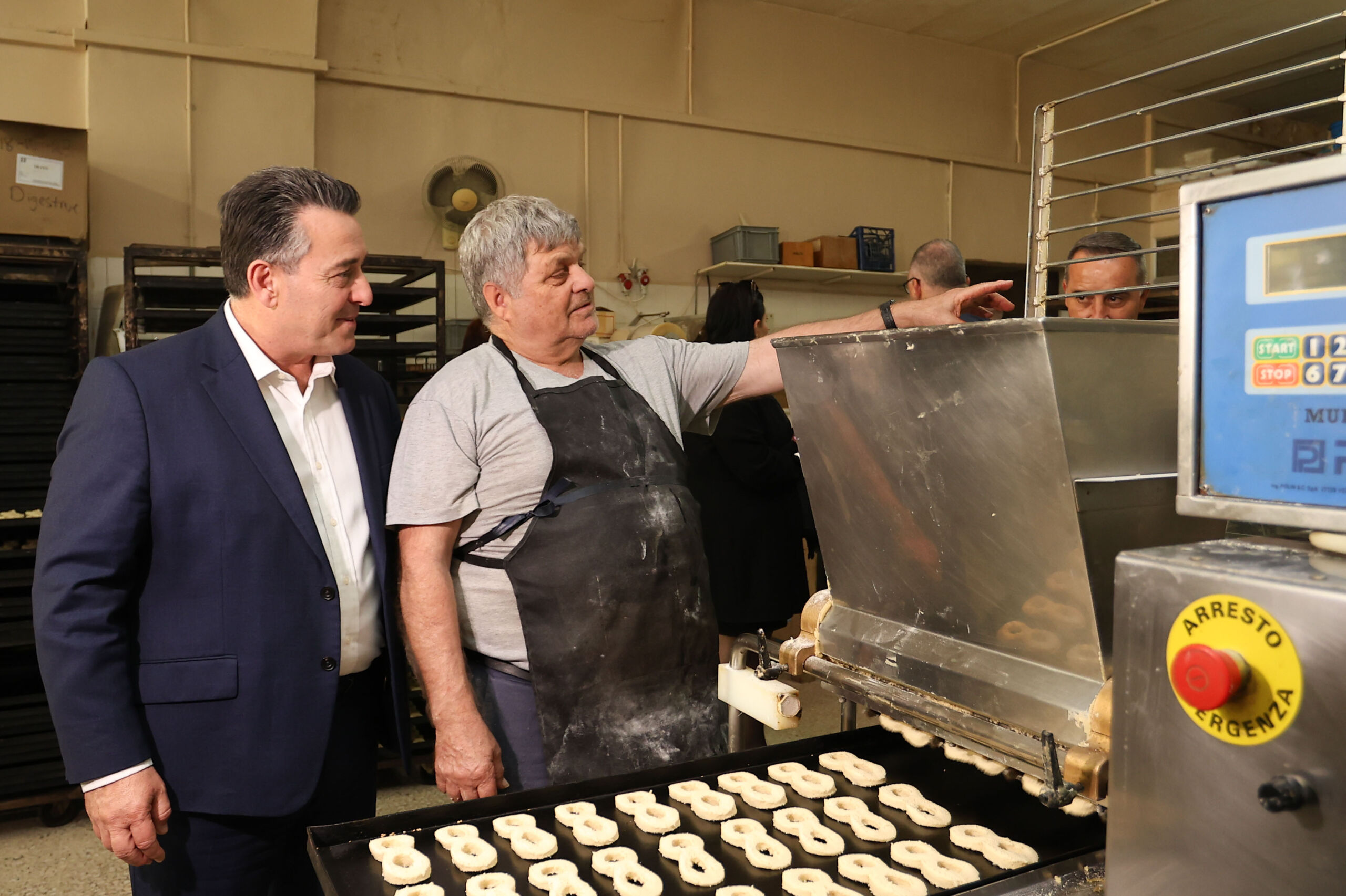 Il-Kap tal-PN Bernard Grech iżur il-furnara f'Ħal Qormi - NETnews