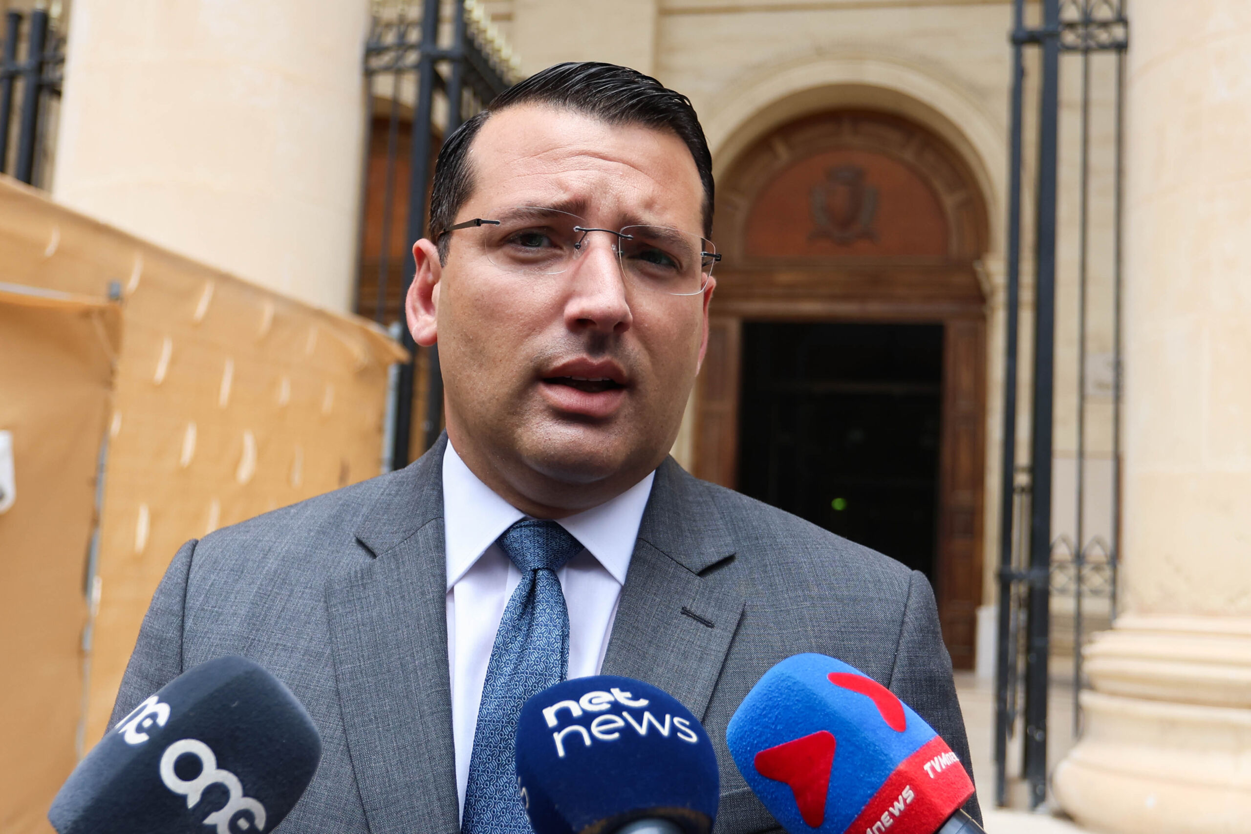 F’nofs kriżi: Jonathan Attard inaqqas il-fiduċja - NETnews