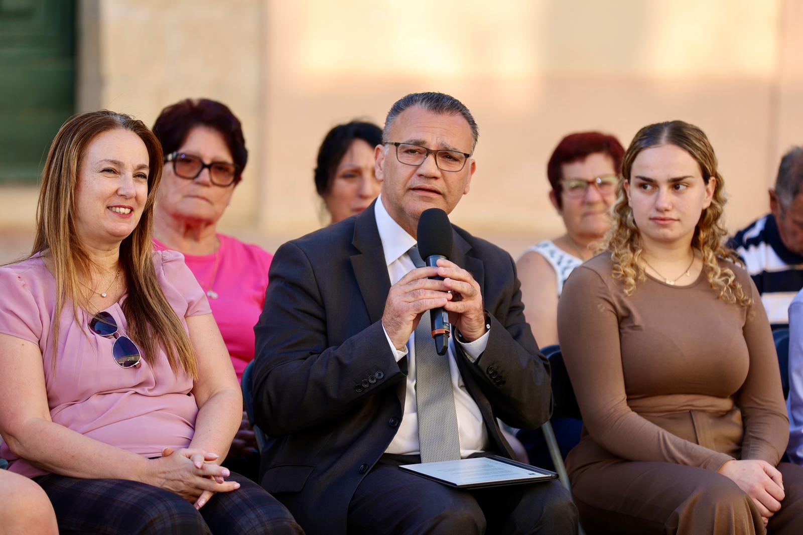 "Ejjew flimkien inkunu pożittivi u nkomplu nagħmlu l-ġid għall-poplu ...