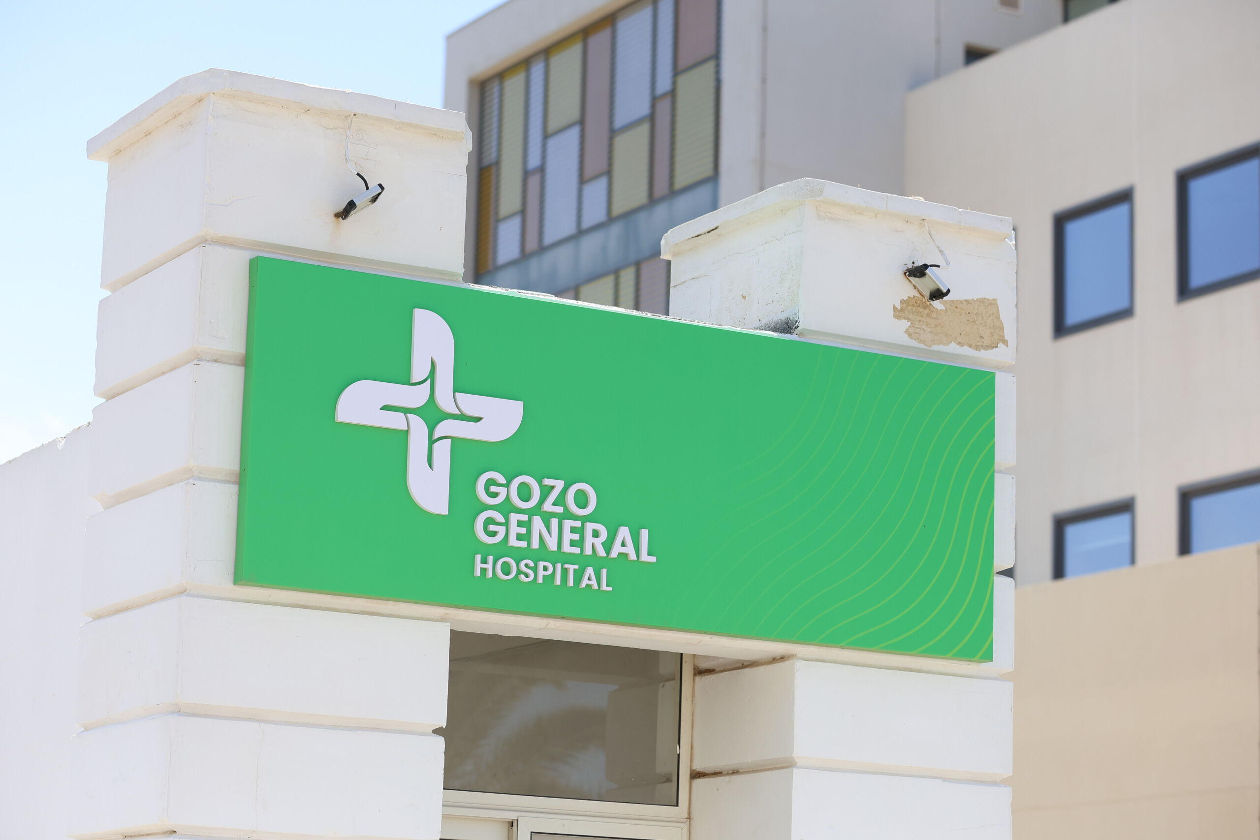 Jitlef il-kontroll tal-vann u jispiċċa jaqa' m'għola sular u nofs f ...