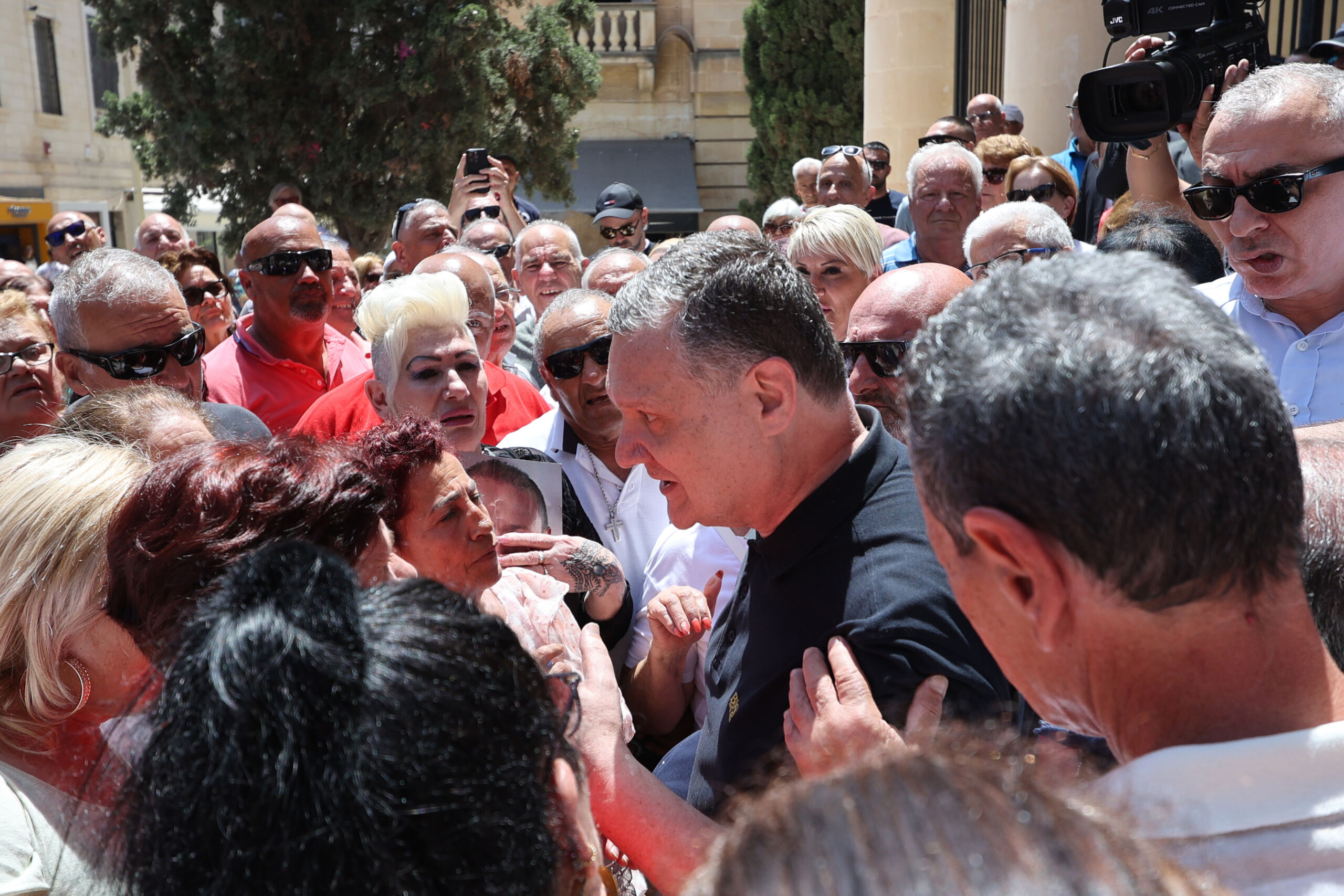 Il-klikka ta' Muscat iġġib lura lil Manuel Cuschieri fuq il-midja ...