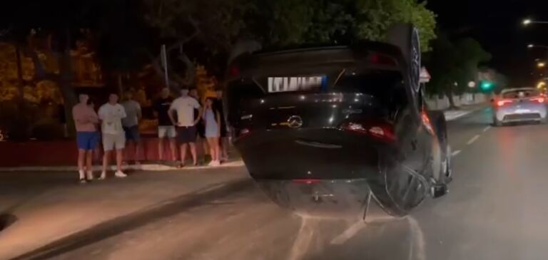 Karozza tinqaleb fit-triq ewlenija li twassal lejn iċ-ċentru tal-Mosta ...