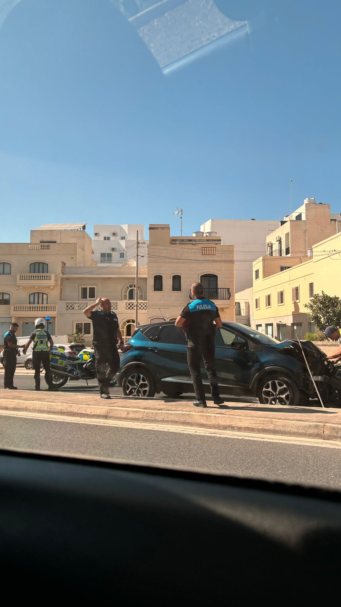 Karozza taħbat f'arblu fi Triq Dun Karm f'Birkirkara - NETnews