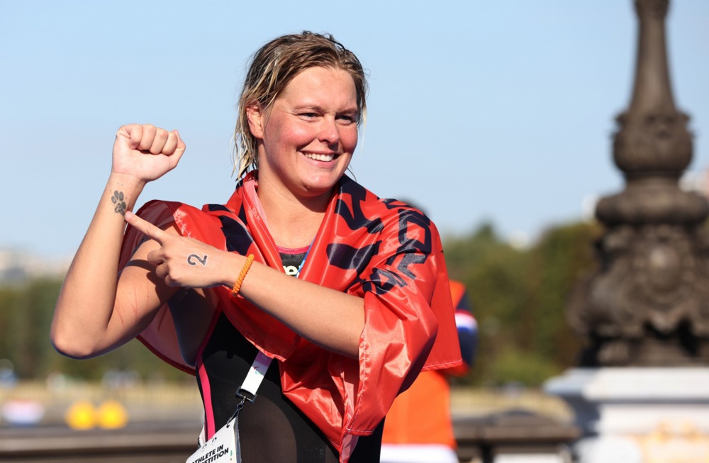 Sharon van Rouwendaal tiddedika l-midalja tad-deheb tagħha lill-kelb li ...