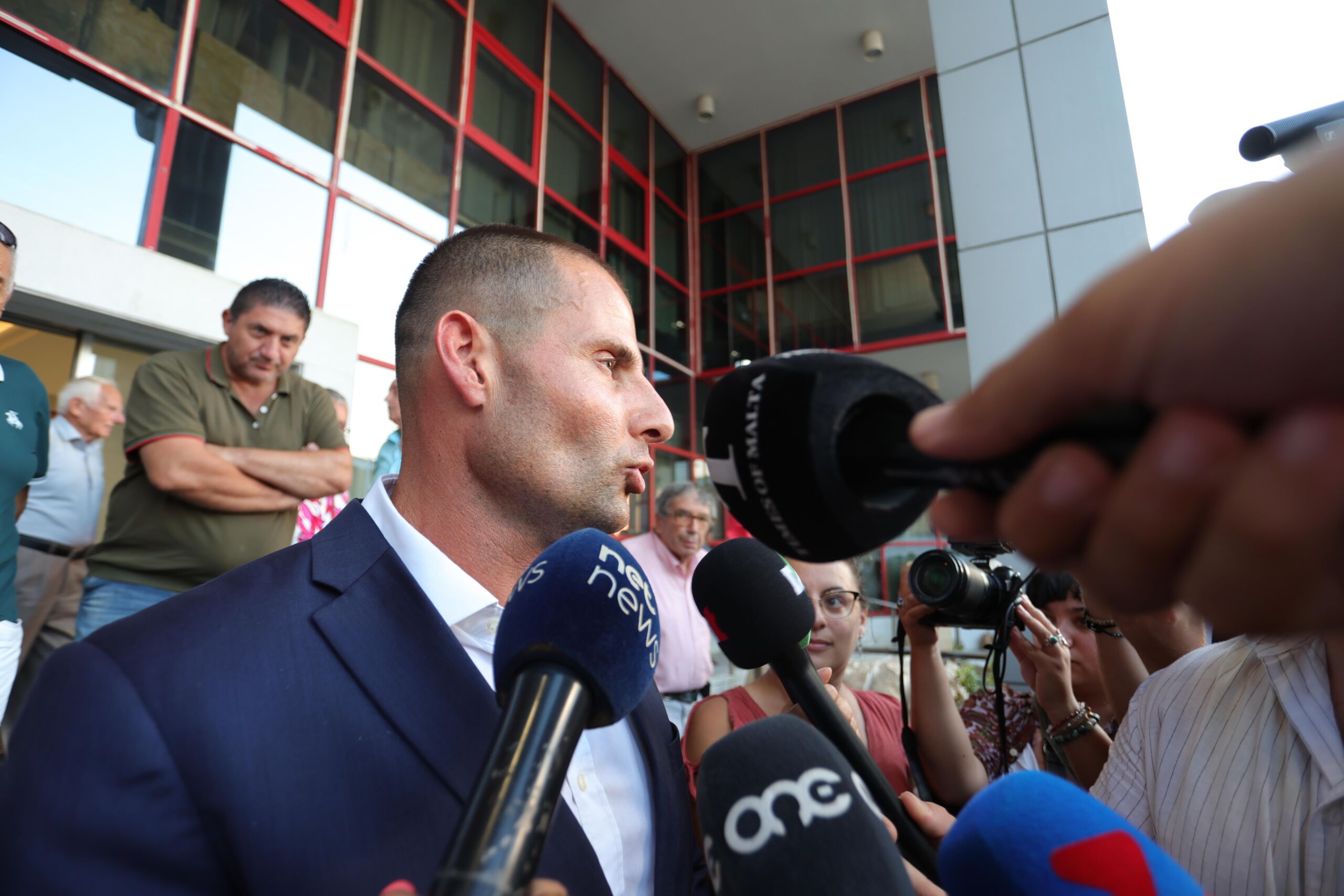 Robert Abela jbaxxi rasu għall-klikka ta' Muscat: Jinbidel l-istatut ...