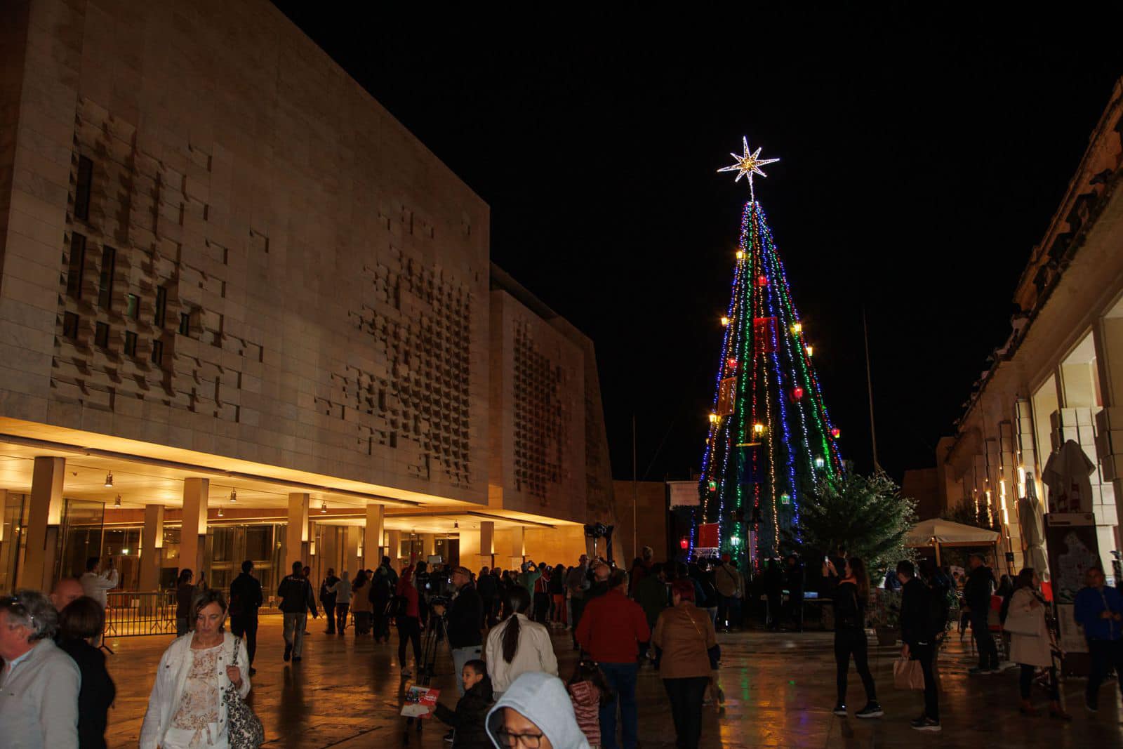 Is-siġra tal-Milied ta' bieb il-belt f'nofs kontroversja oħra - NETnews