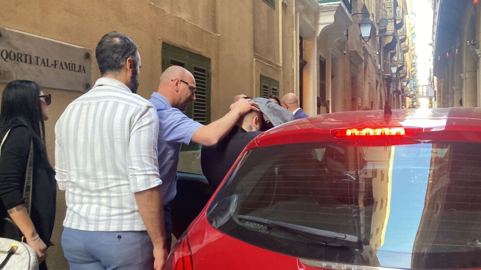 Eks Surġent tal-Pulizija u akkużat ieħor fuq żvelar ta' informazzjoni ...