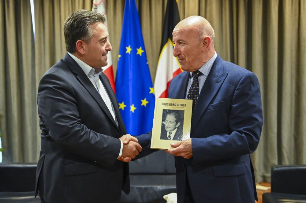 L-awtur tal-ktieb Ġorġ Borg Olivier jippreżenta kopja tal-ktieb lil ...