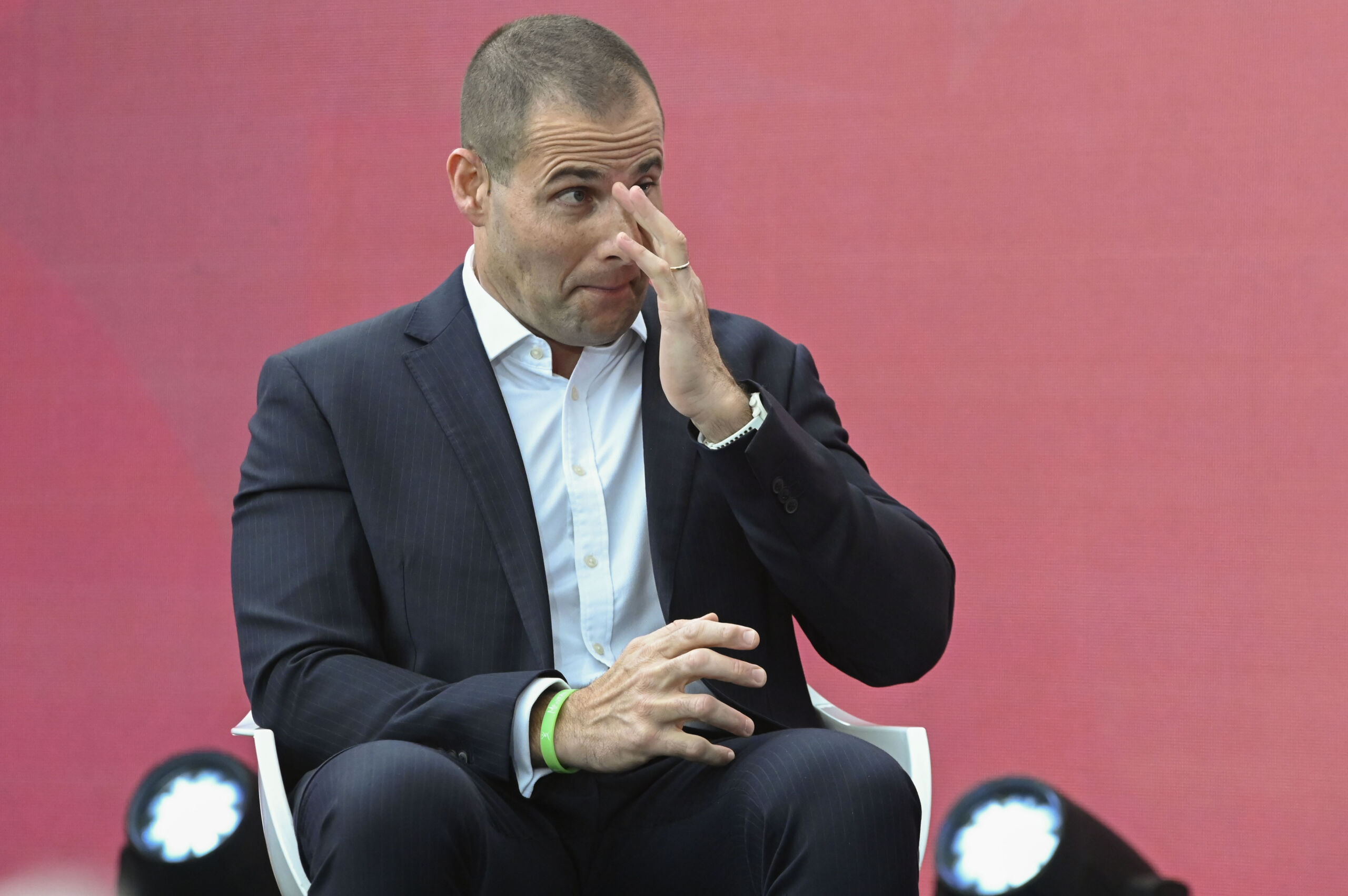 Robert Abela jiddefendi lil Daniel Attard u jabbanduna lill-Ministru ...