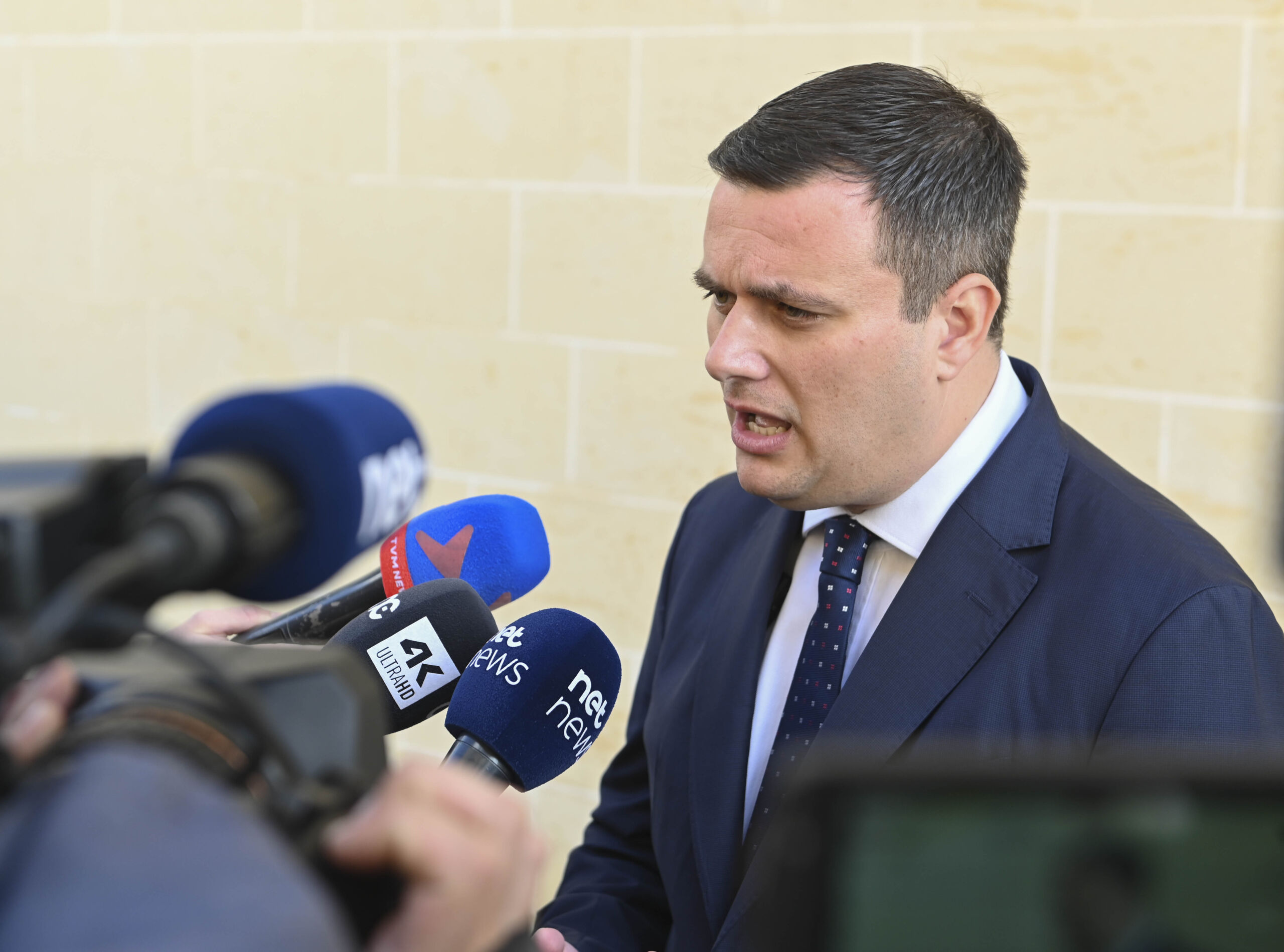 Alfred Sant jaqbel li l-Ministru Byron Camilleri kellu jwarrab - NETnews