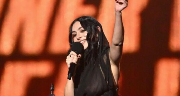 Charli XCX tiddomina l-Brit Awards - NETnews