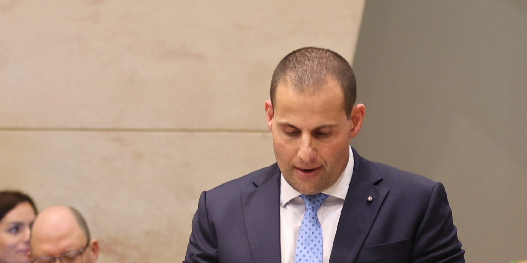 L-eks editur ta’ One News ixxukkjat bid-dikjarazzjoni estremista ta ...
