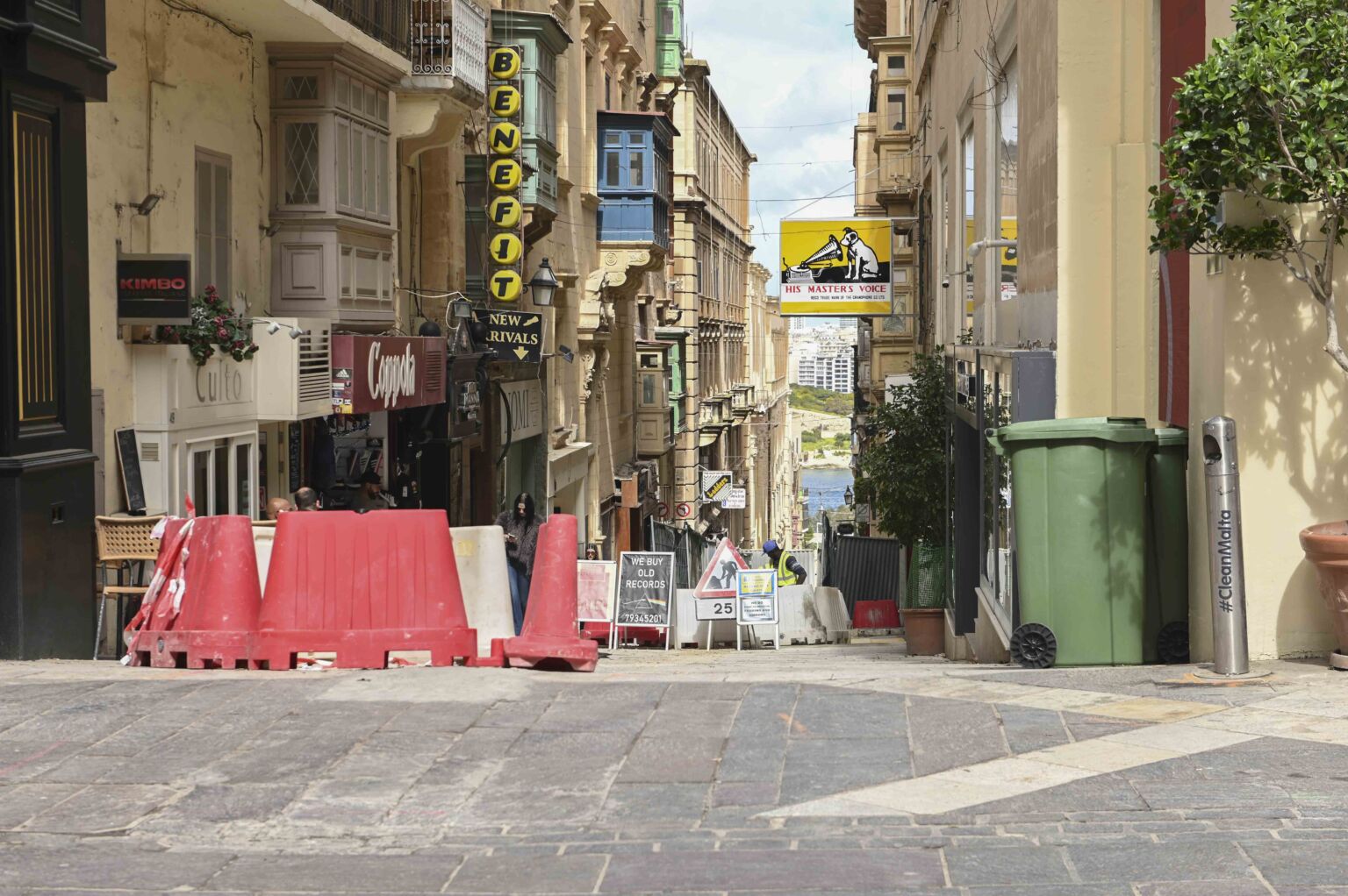 Triq San Ġwann fil-Belt Valletta deskritta qisha “zona ta' gwerra ...